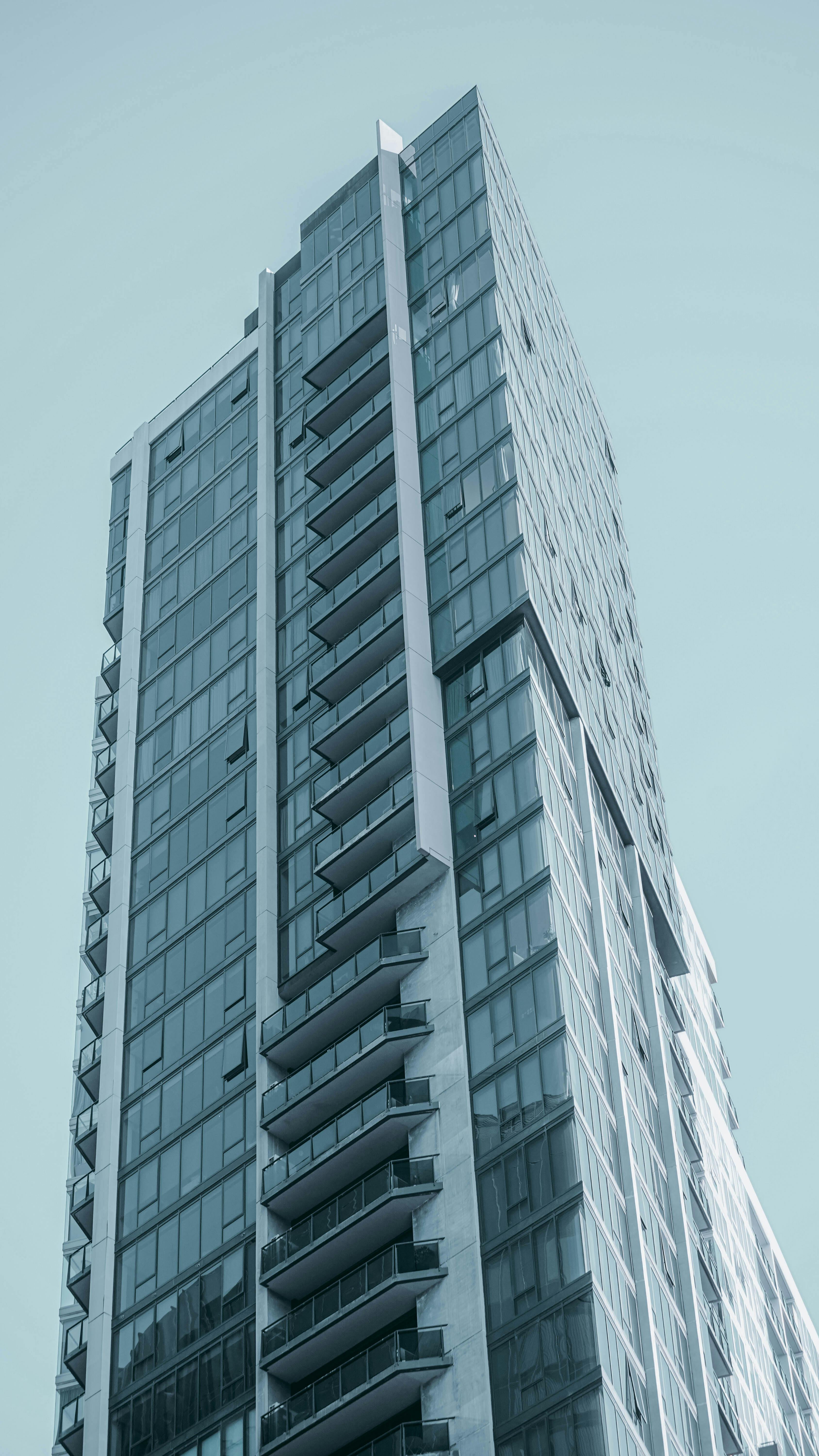 Low Angle Shot of a Building · Free Stock Photo