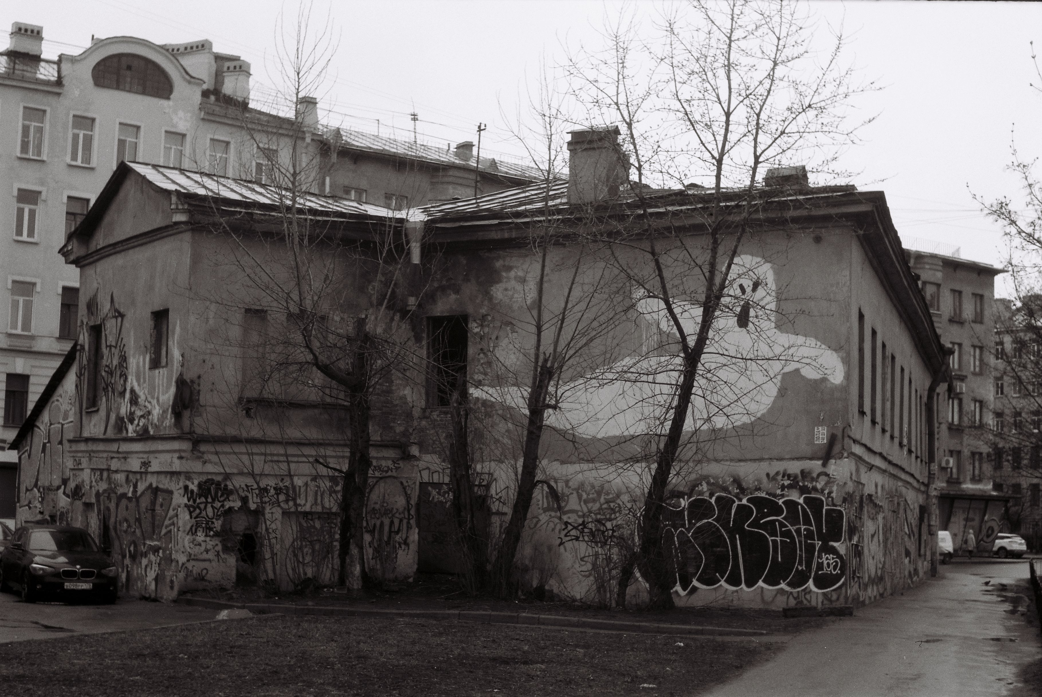 Decay in Yard in Abandoned Old Building · Free Stock Photo