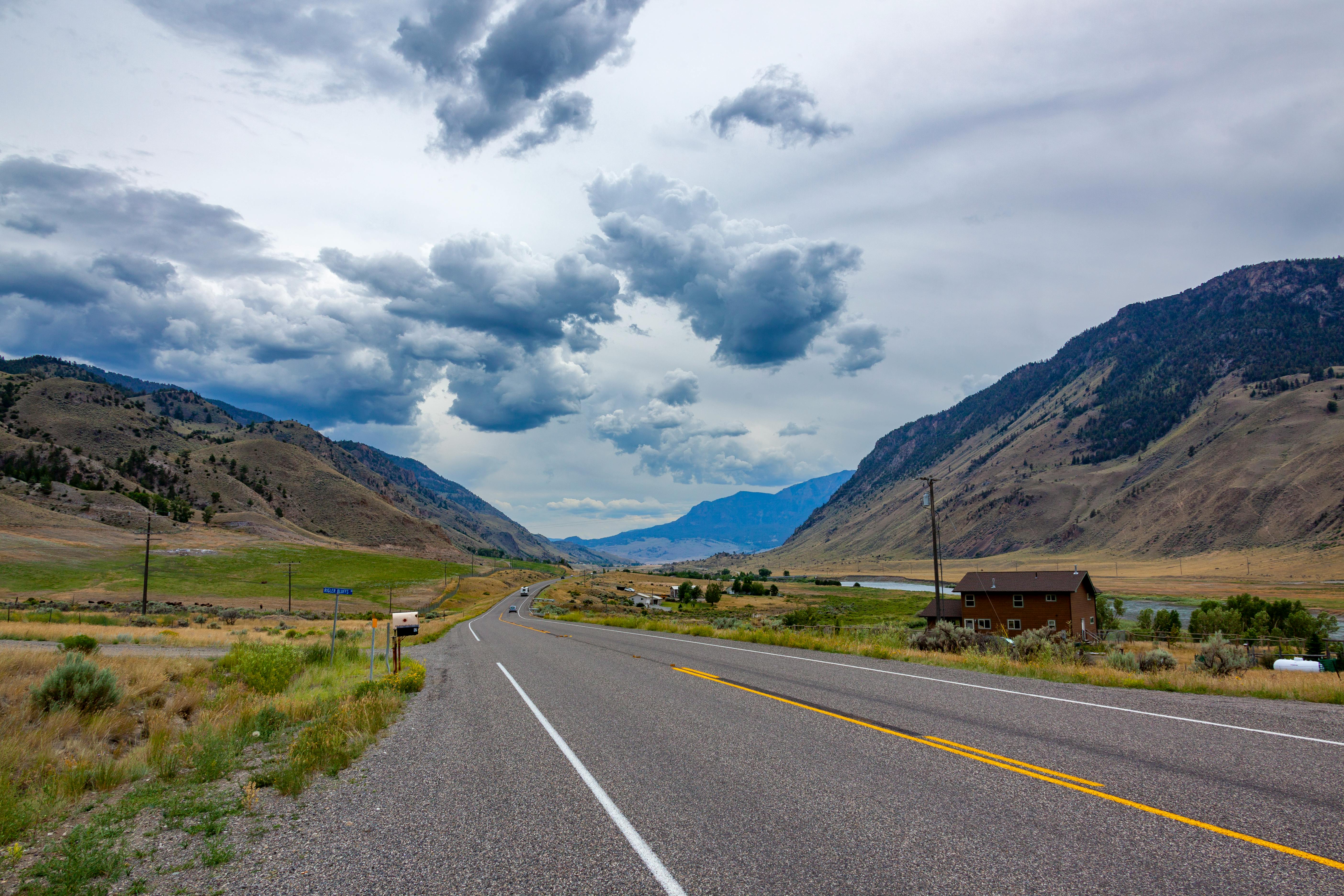 Country Road between Mountains · Free Stock Photo