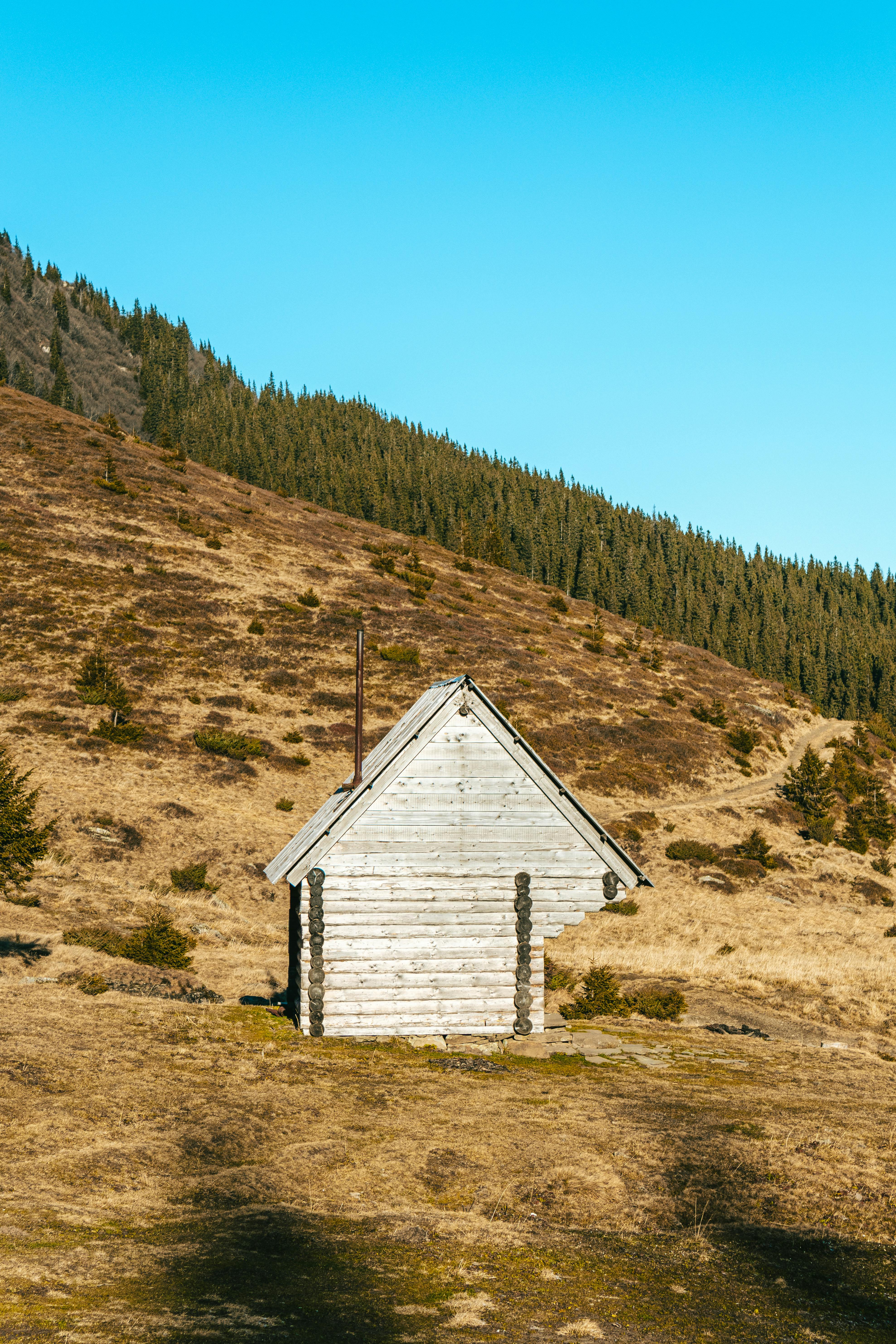 Shack in Mountains · Free Stock Photo