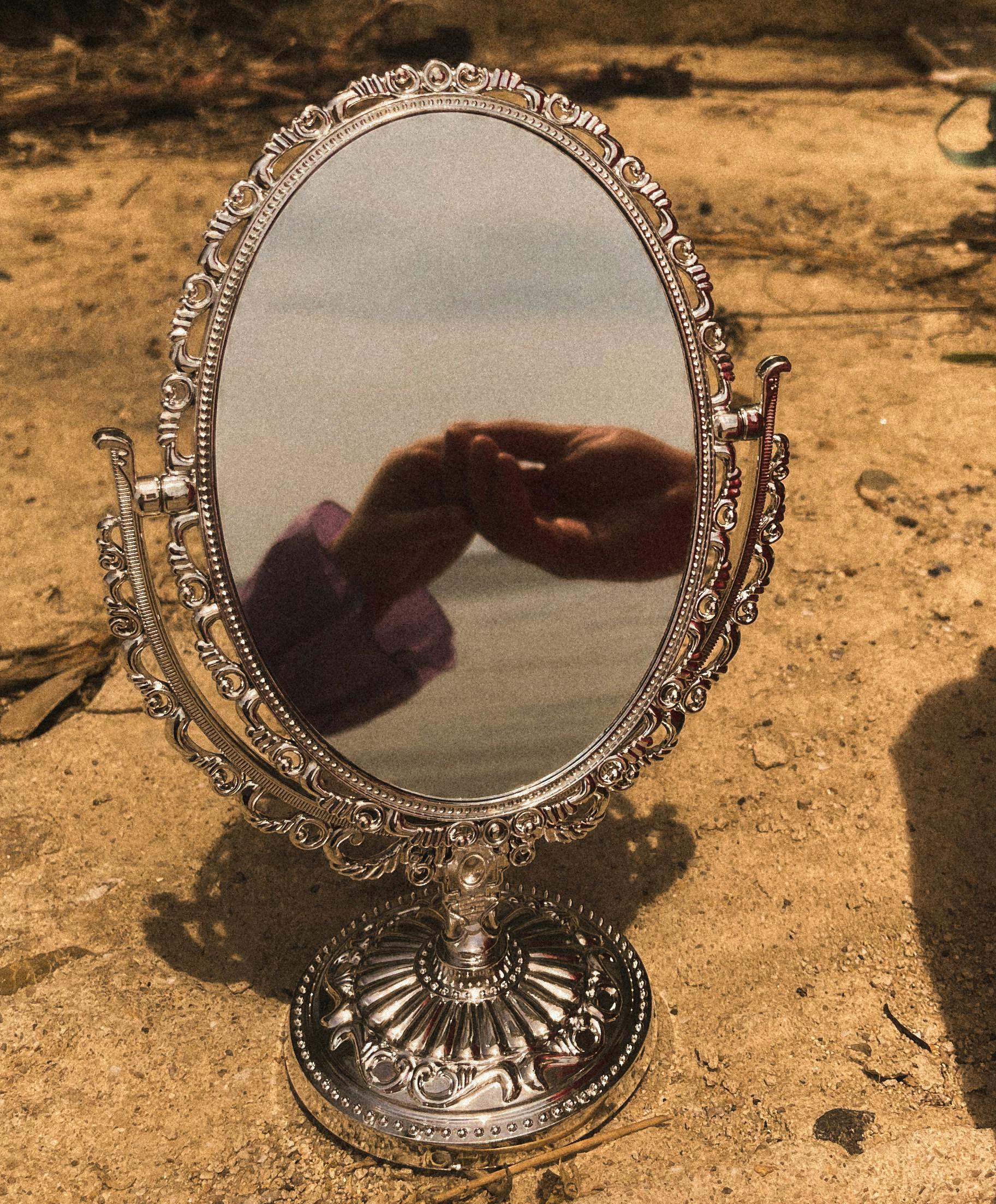 Round Mirror on the Ground · Free Stock Photo