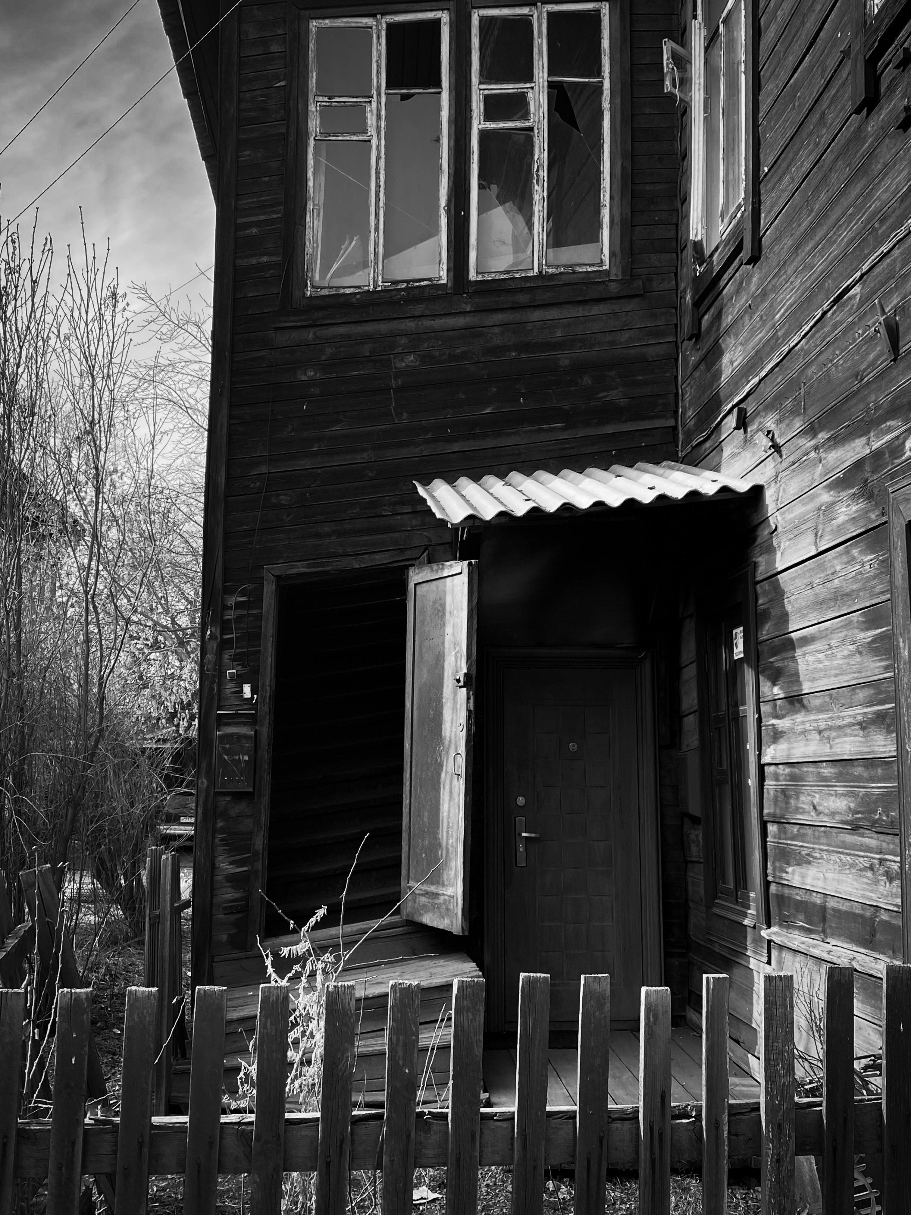 Grayscale Photo of a House · Free Stock Photo