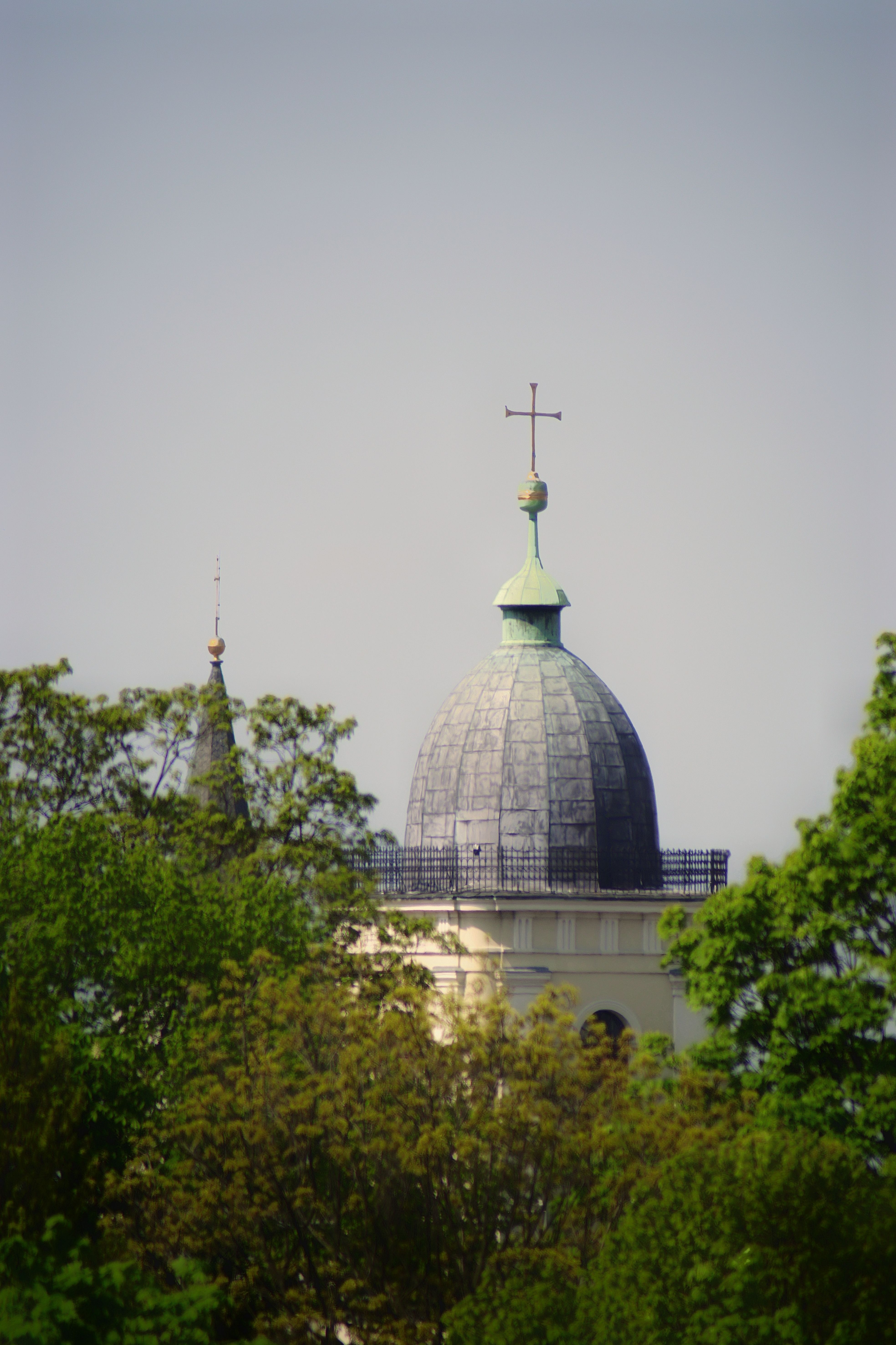 Cross on Building Dome · Free Stock Photo