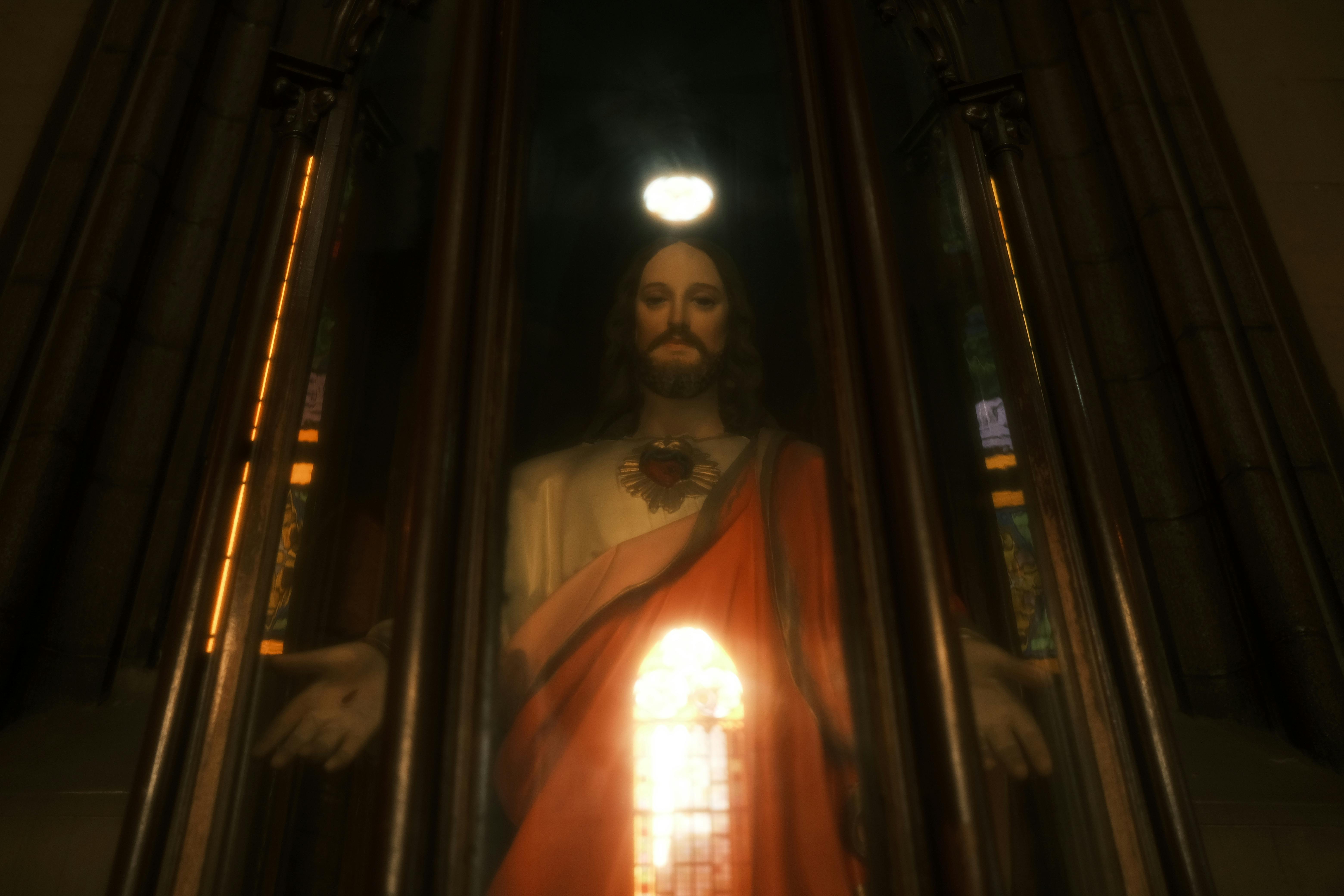Statue of Jesus Christ in a Glass Cabinet · Free Stock Photo