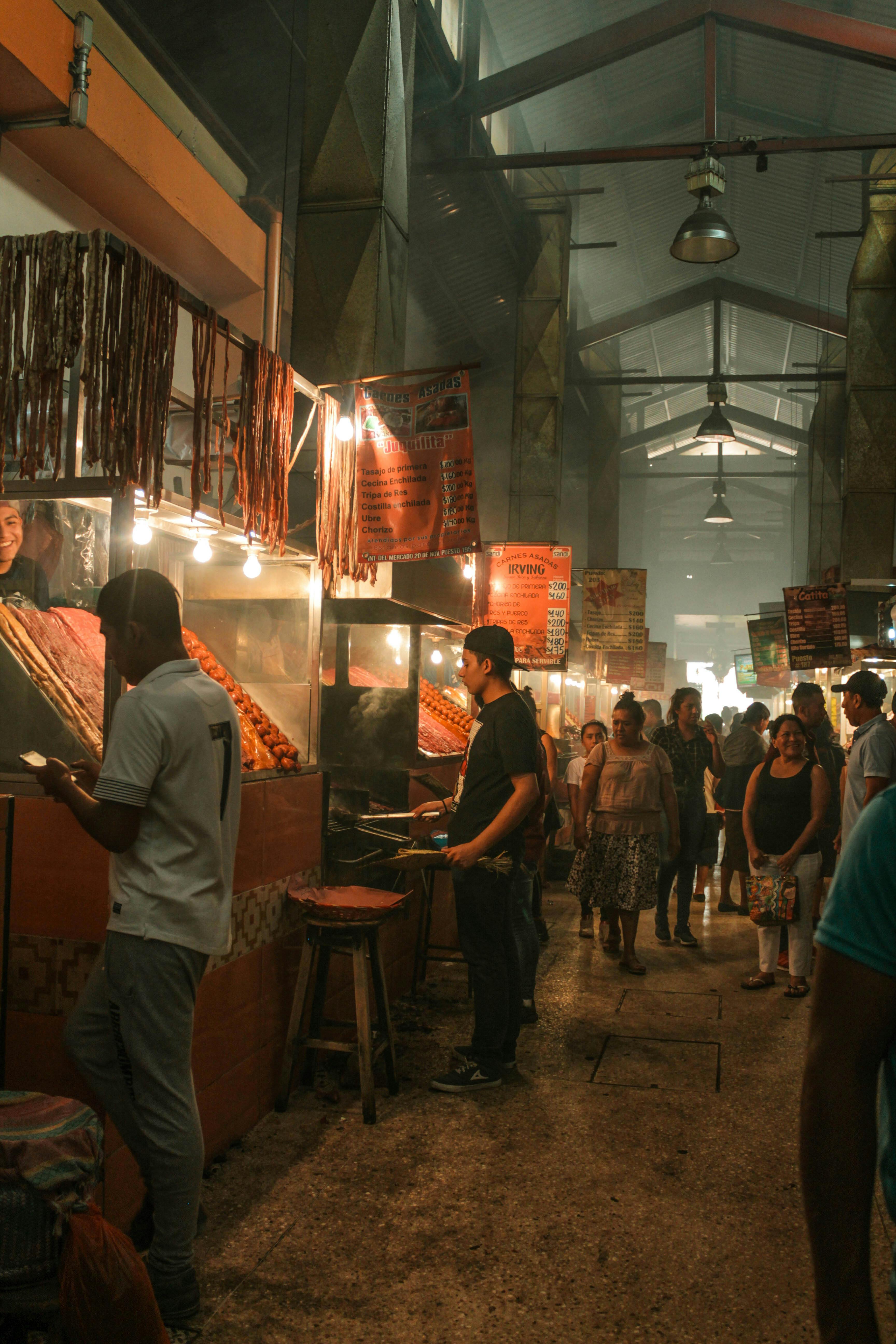 People on Bazaar at Night · Free Stock Photo