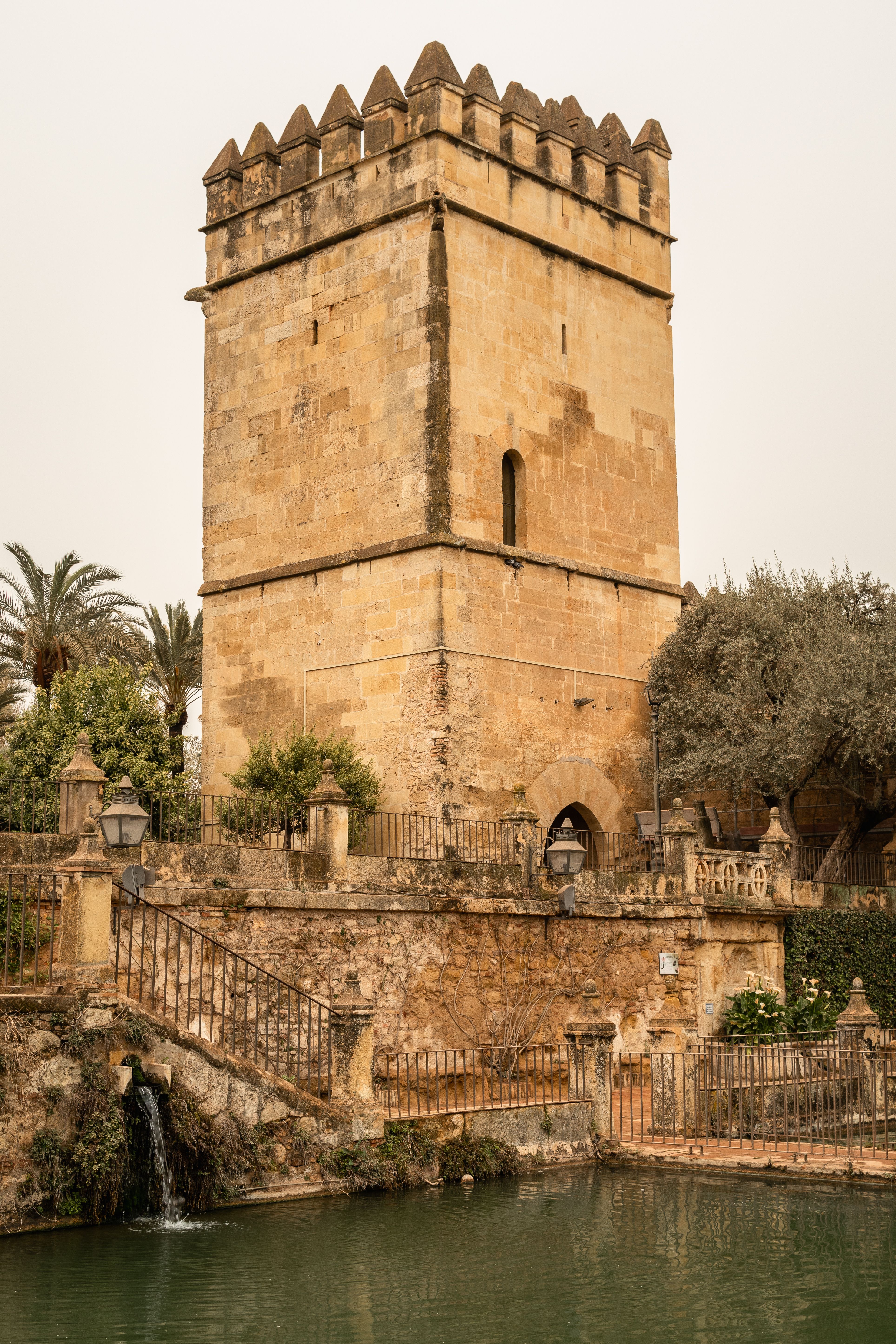 Lion Tower Photos, Download The BEST Free Lion Tower Stock Photos & HD ...