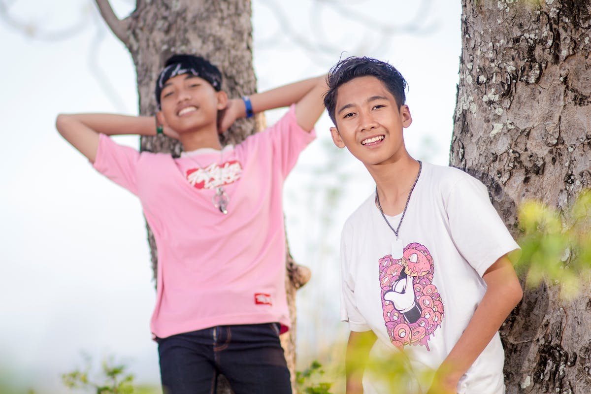 有关享受 休閒 兒童 公園 女孩 小孩 幸福 戶外 有趣 無憂無慮 田 童年 草 風箏的免费素材图片