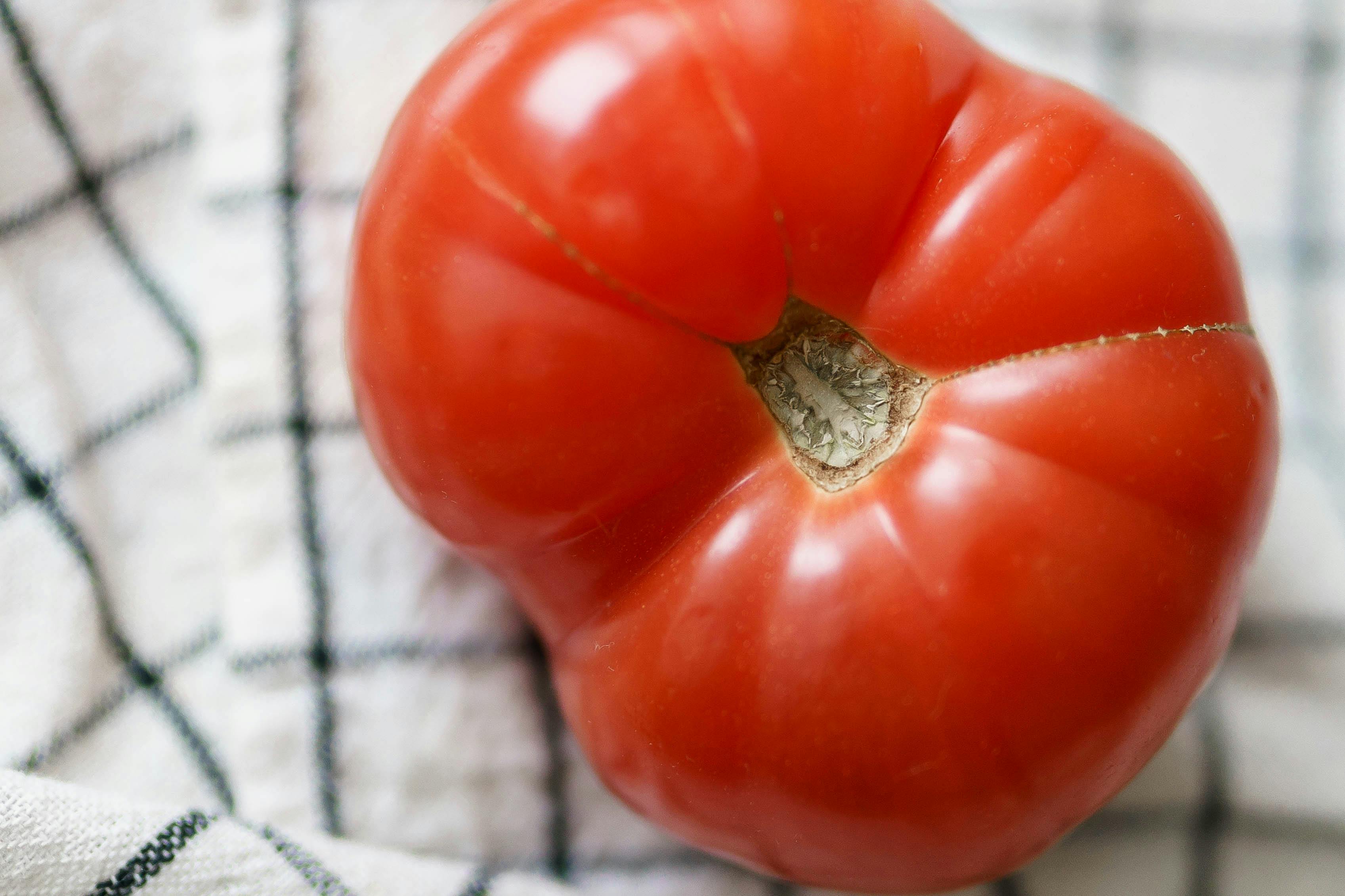 Close-Up Shot of a Red Tomato · Free Stock Photo