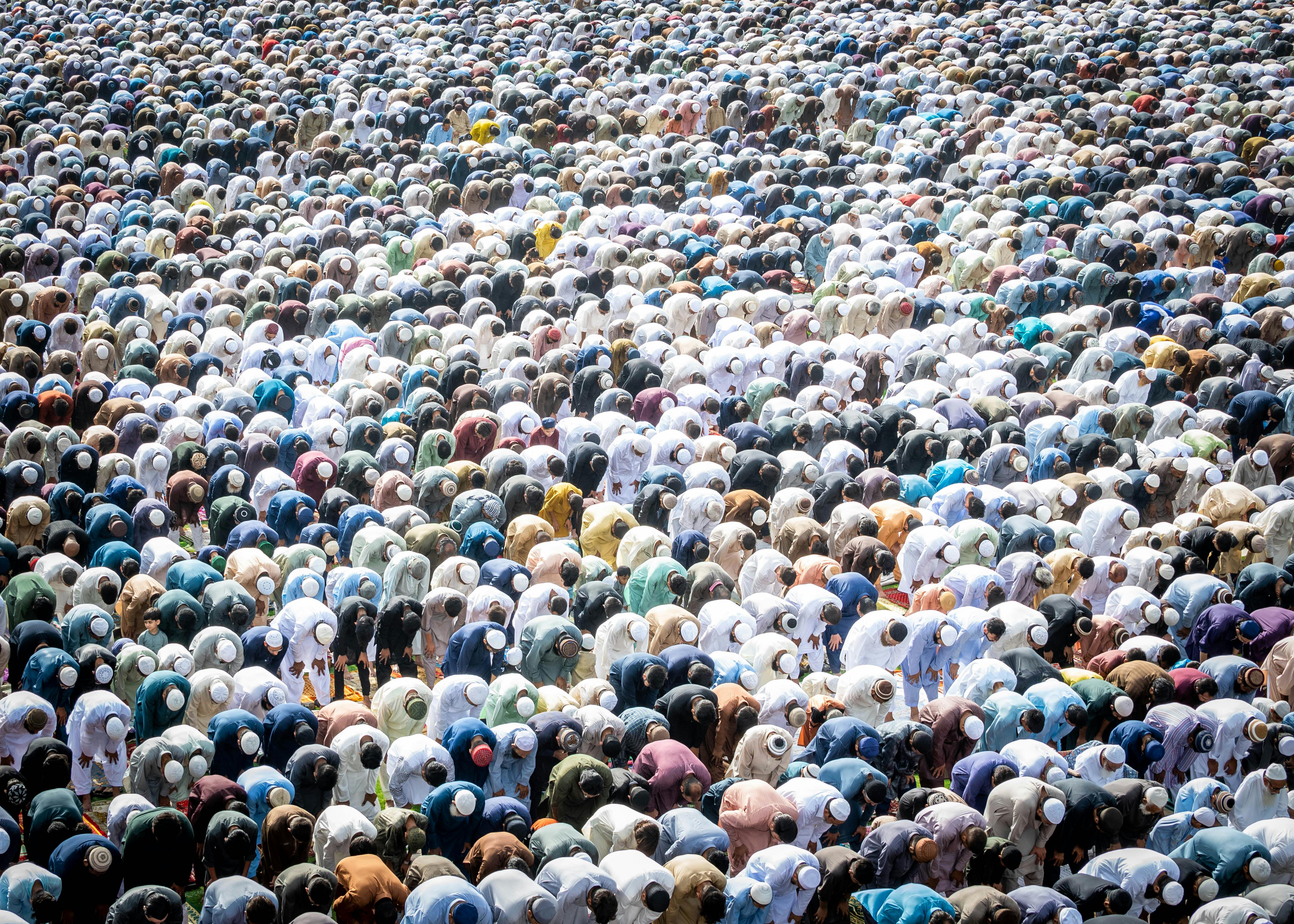 Crowd Bowing and Praying · Free Stock Photo