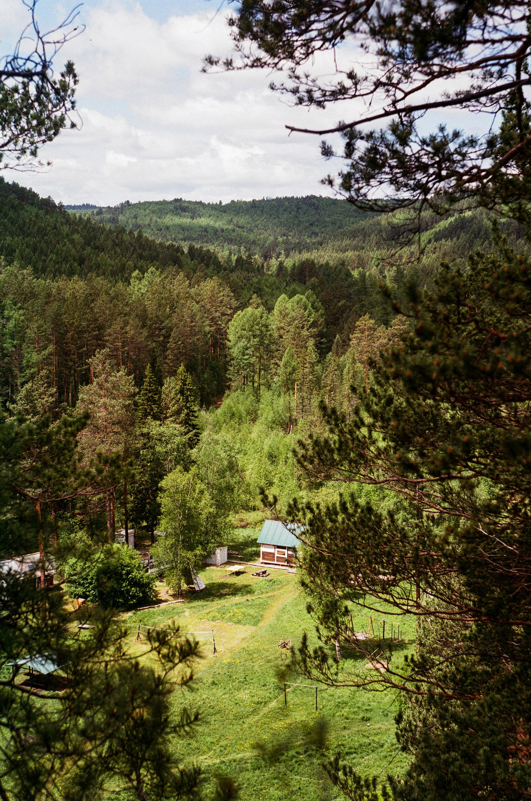 House Buildings in a Valley · Free Stock Photo