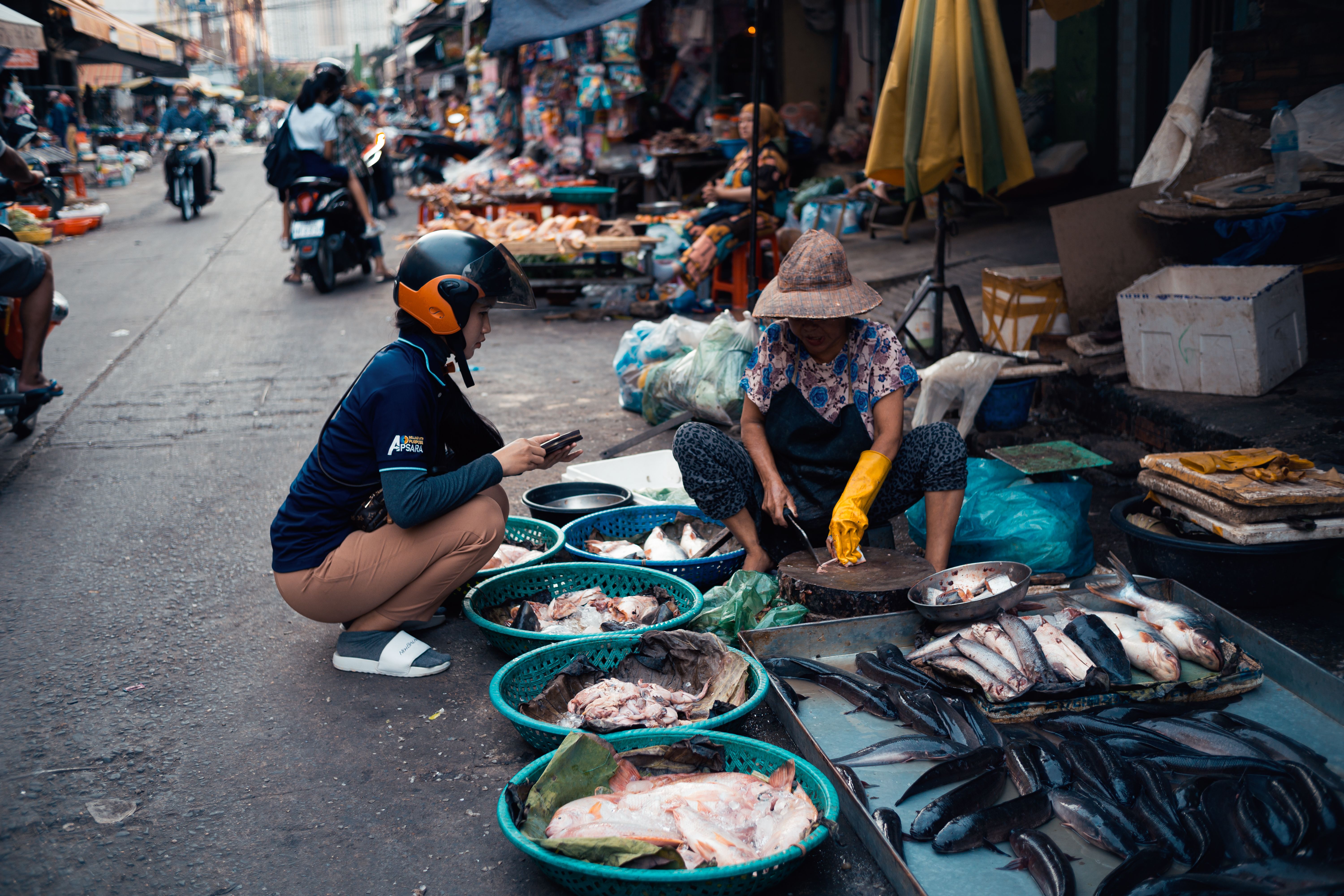 Market Vendors Selling Fish · Free Stock Photo