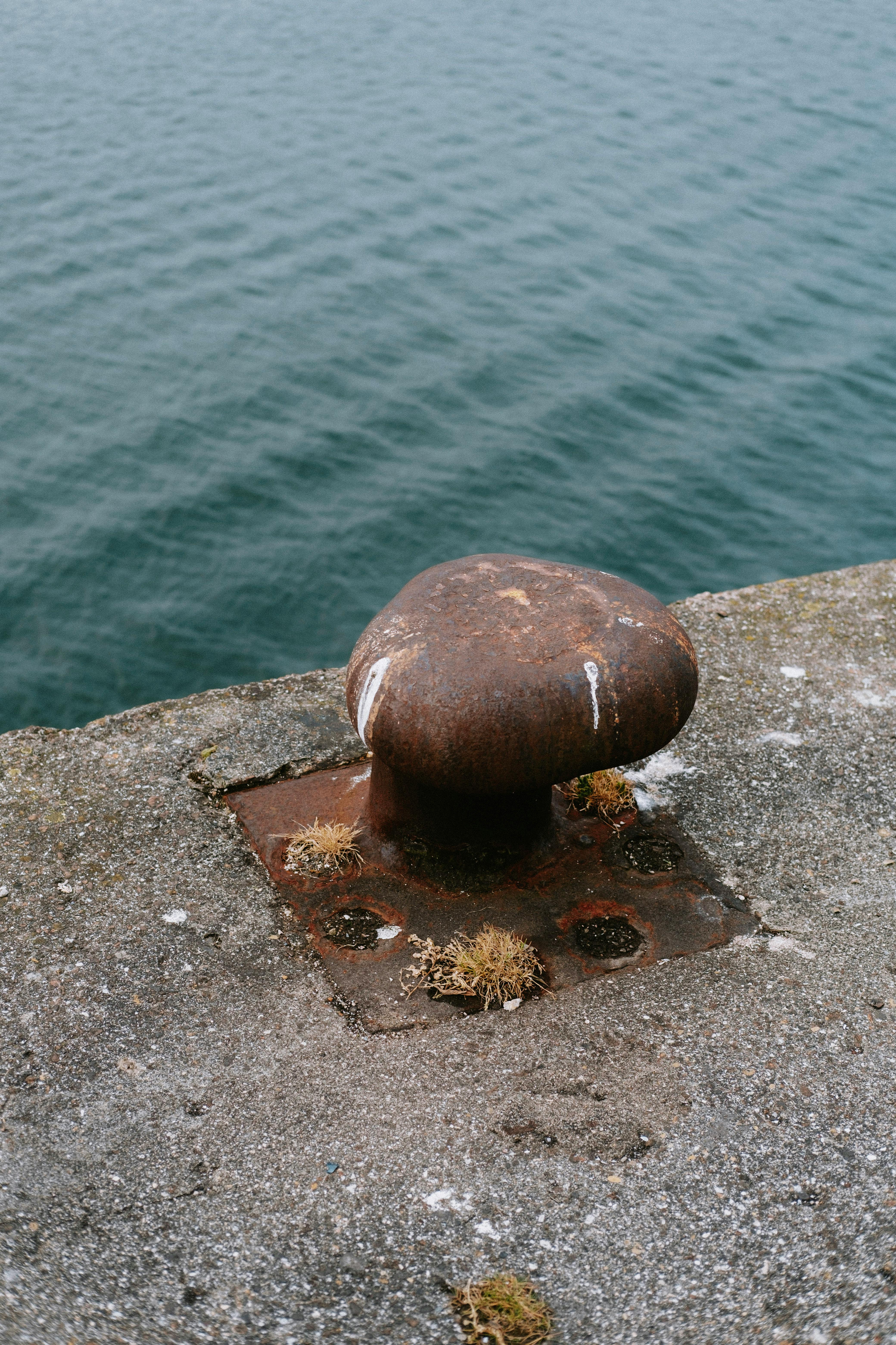 Rusty Cleat on Quay · Free Stock Photo