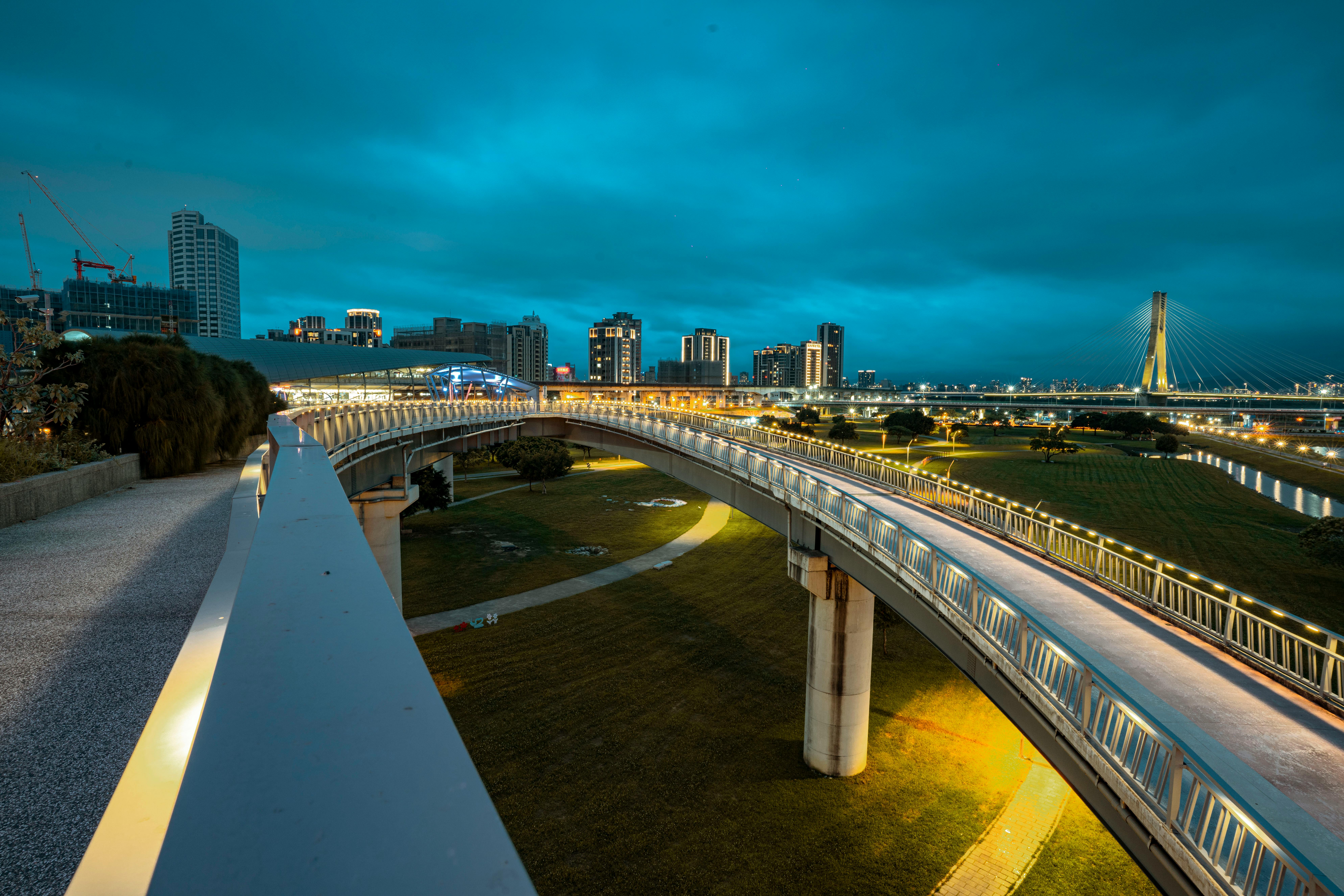 Illuminated Pavements in City in Evening · Free Stock Photo