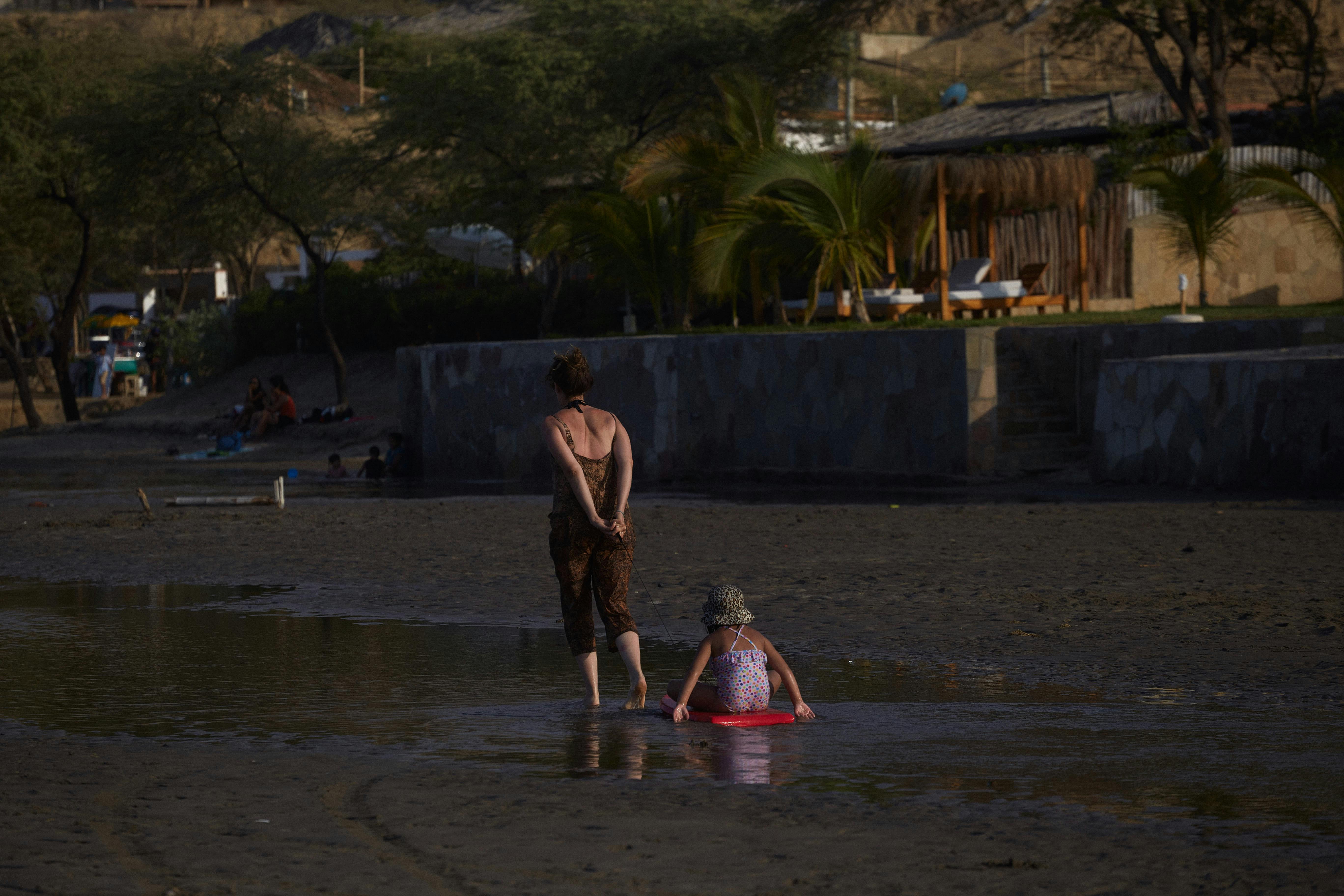 People on the Beach · Free Stock Photo