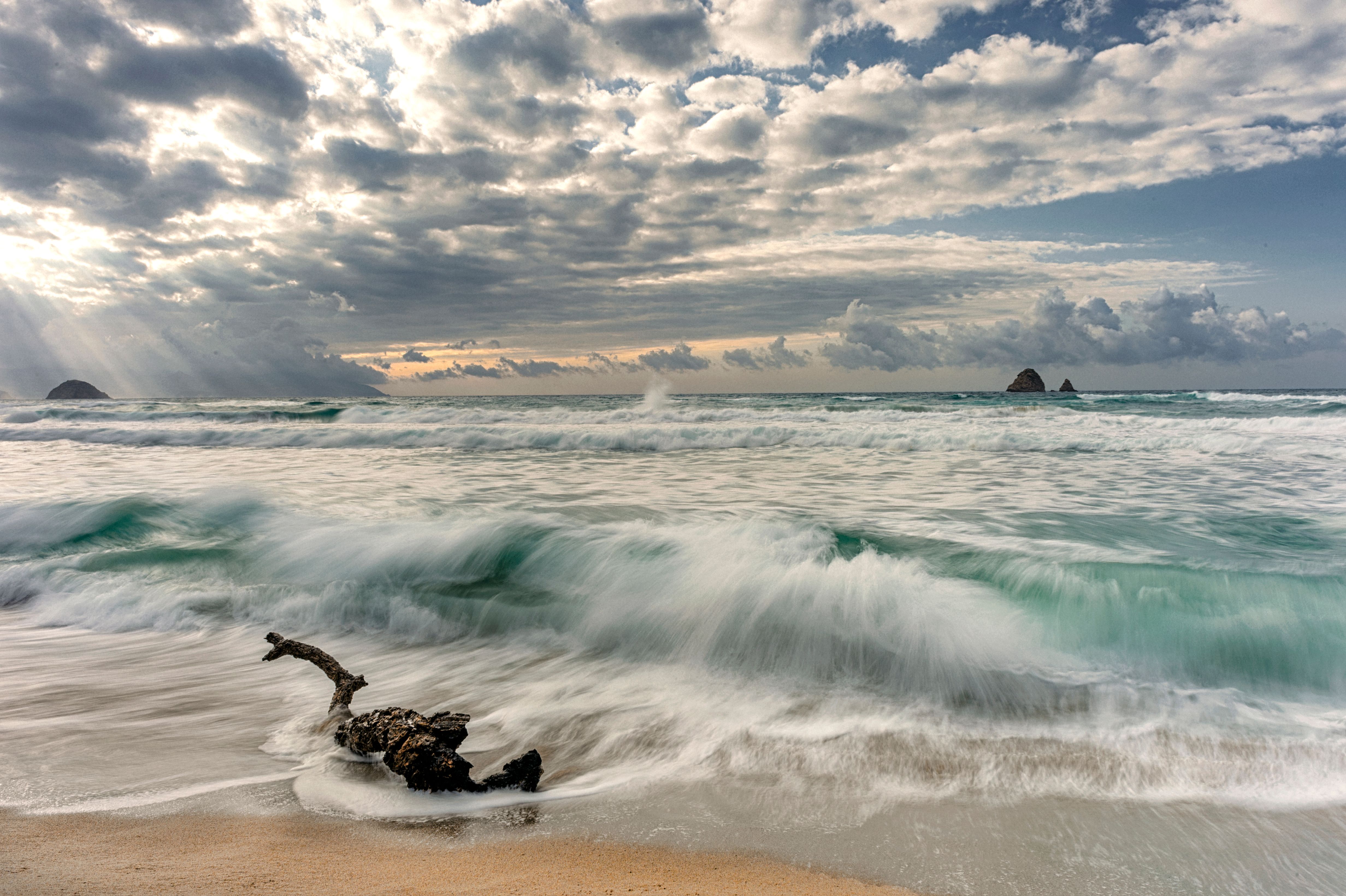 Ocean Waves Crashing on Shore · Free Stock Photo