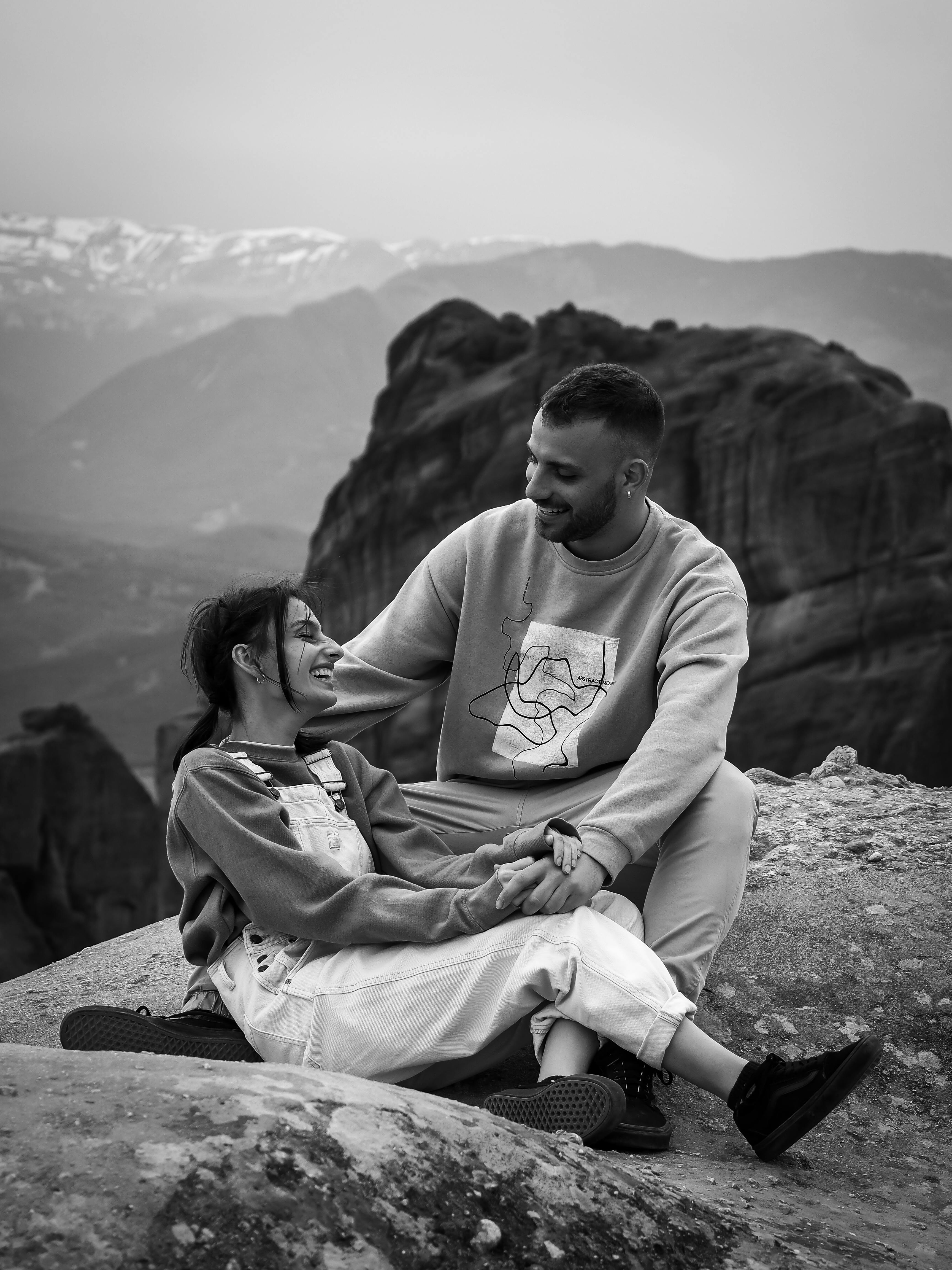 Foto Monokrom Pasangan Berpegangan Tangan · Foto Stok Gratis