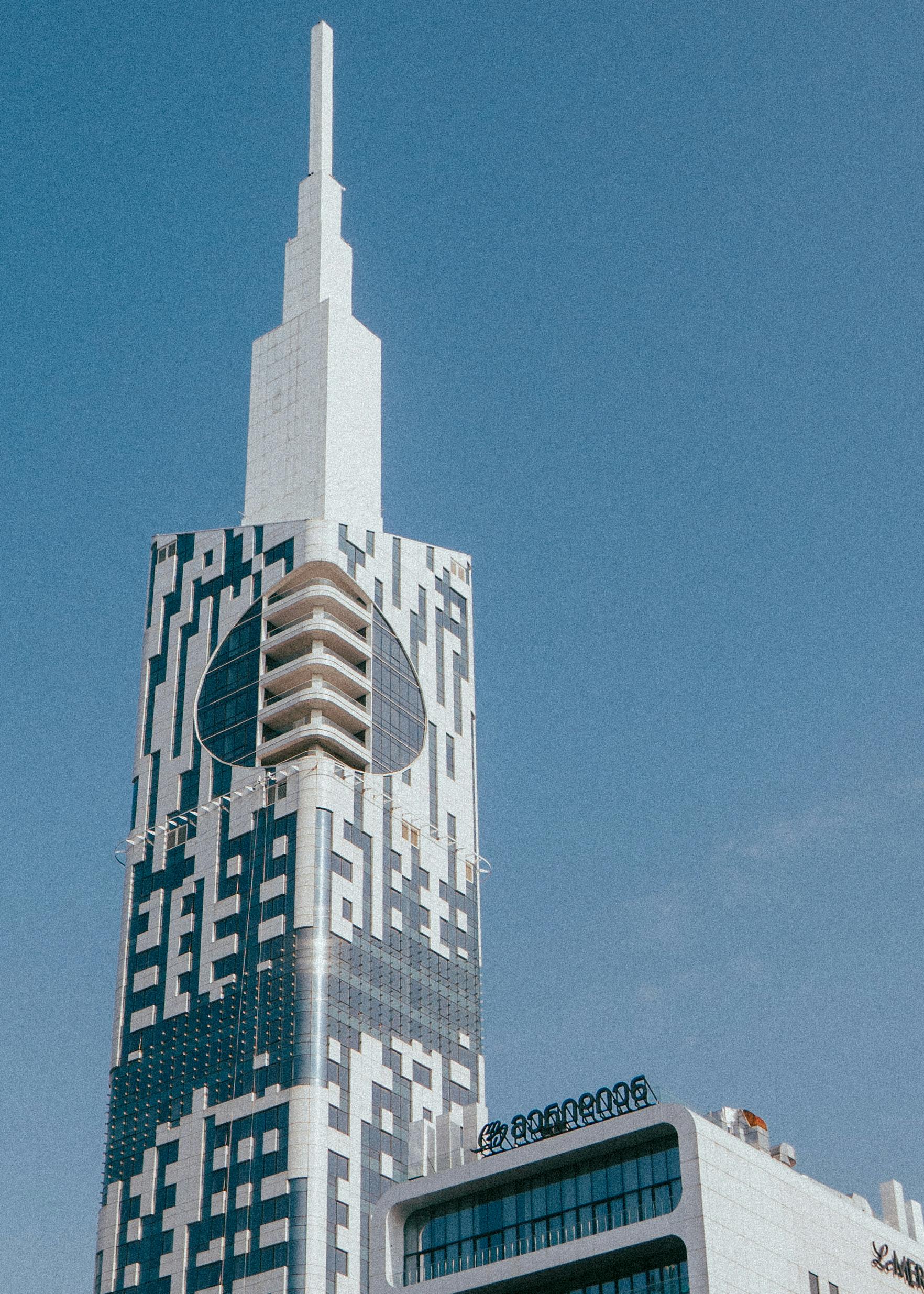 Blue and White Building Under the Blue Sky · Free Stock Photo