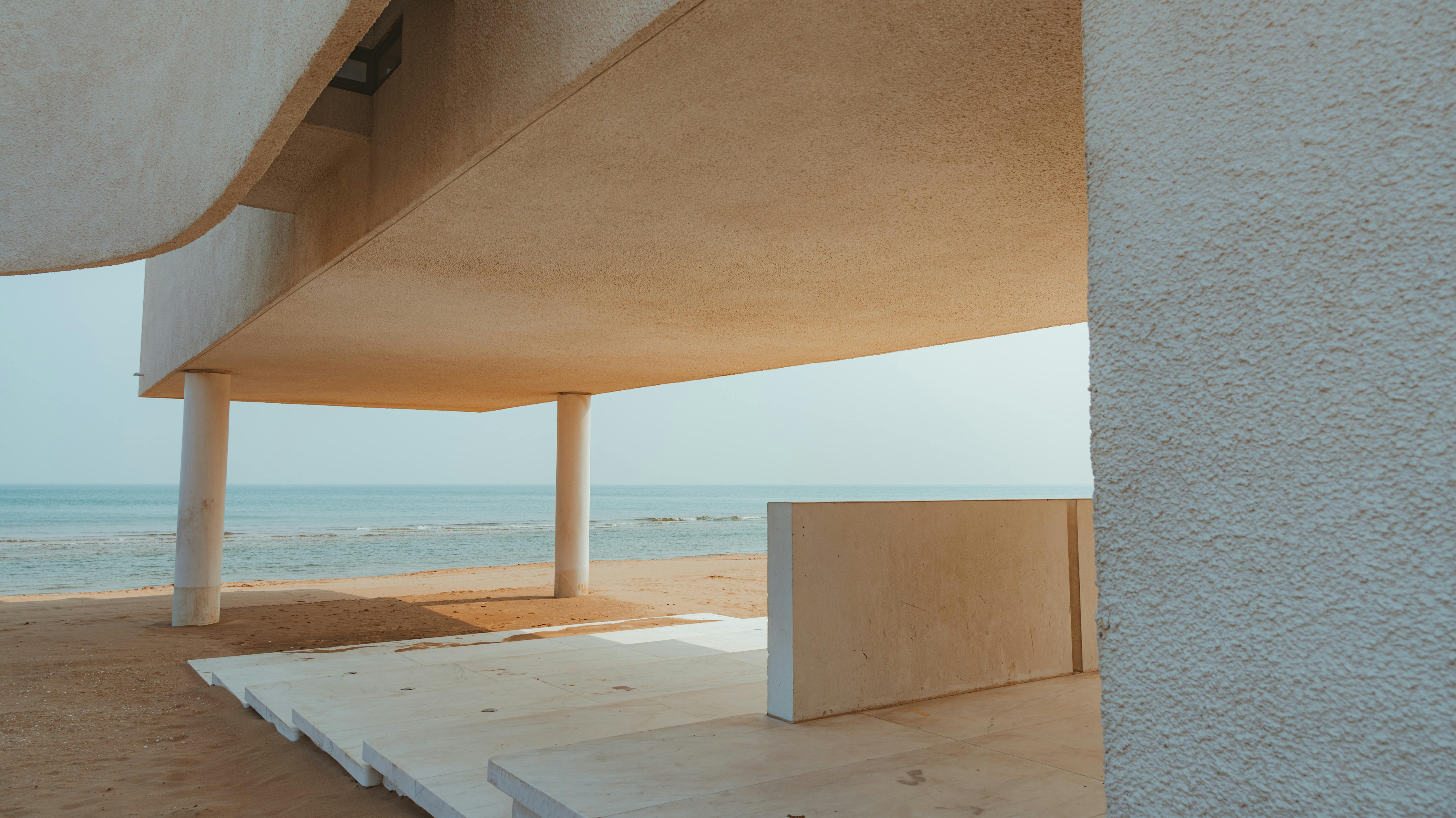 Building on Shore · Free Stock Photo