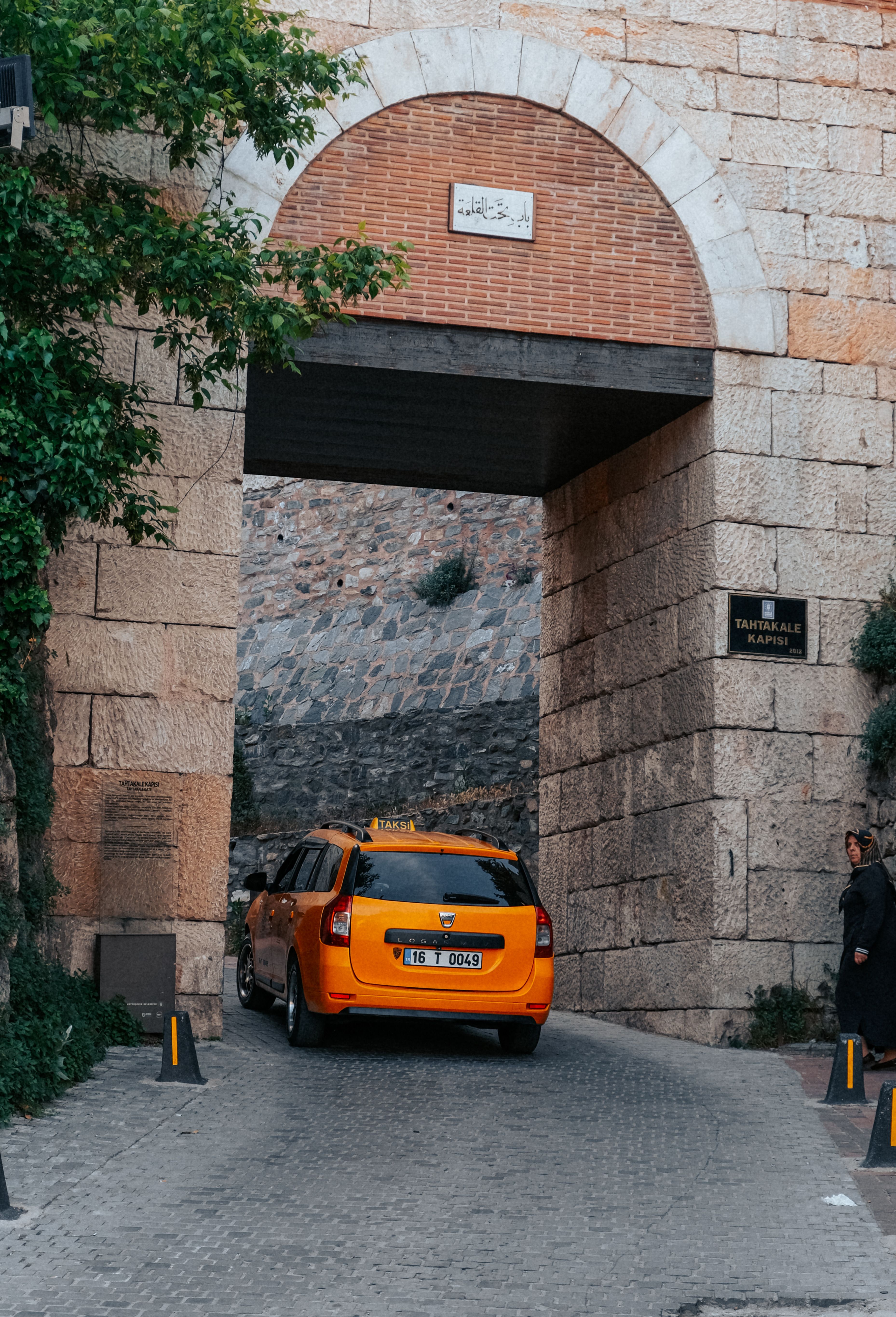 Taxi in Gate · Free Stock Photo