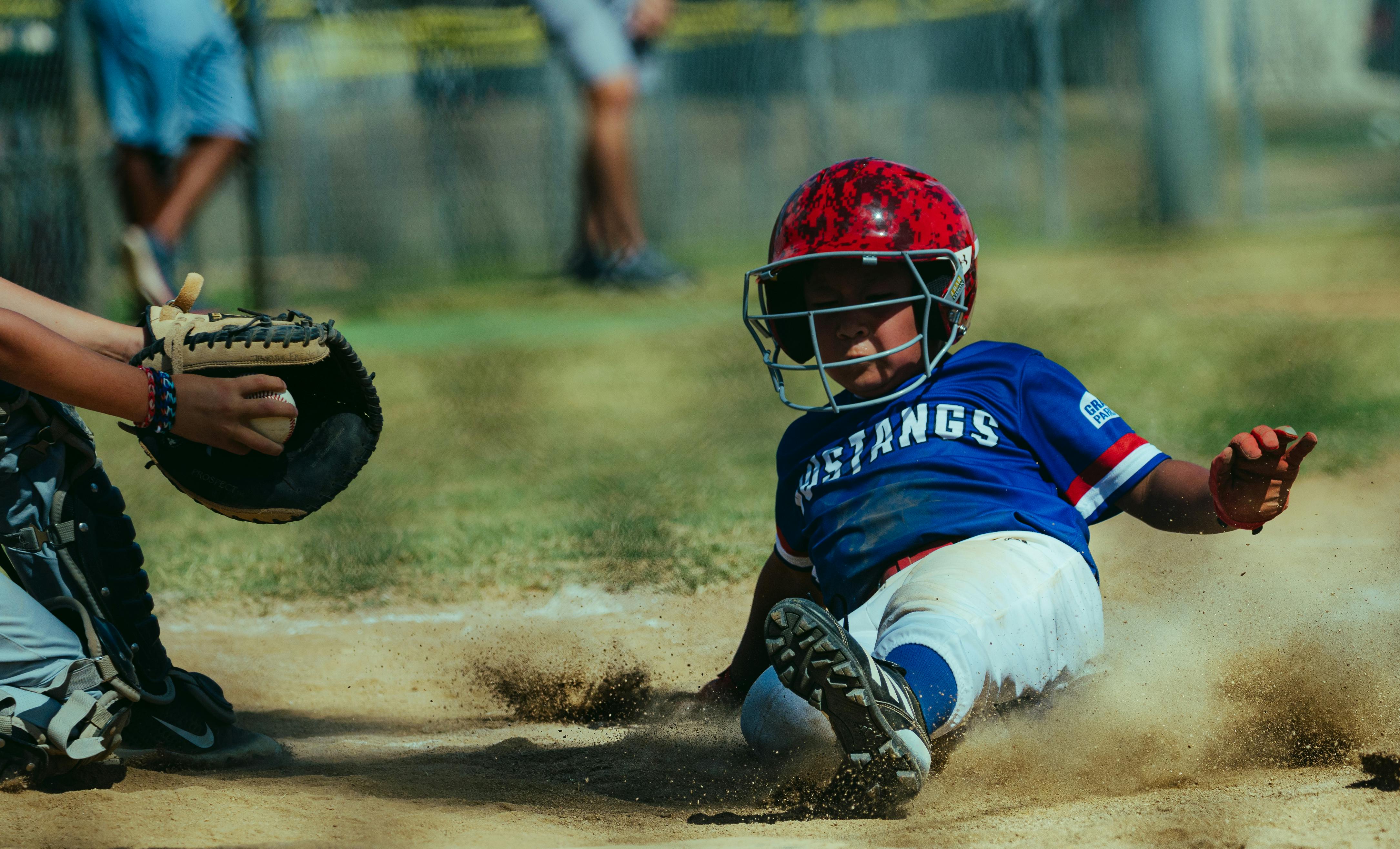 Baseball Player in Gray and Black Uniform Running · Free Stock Photo