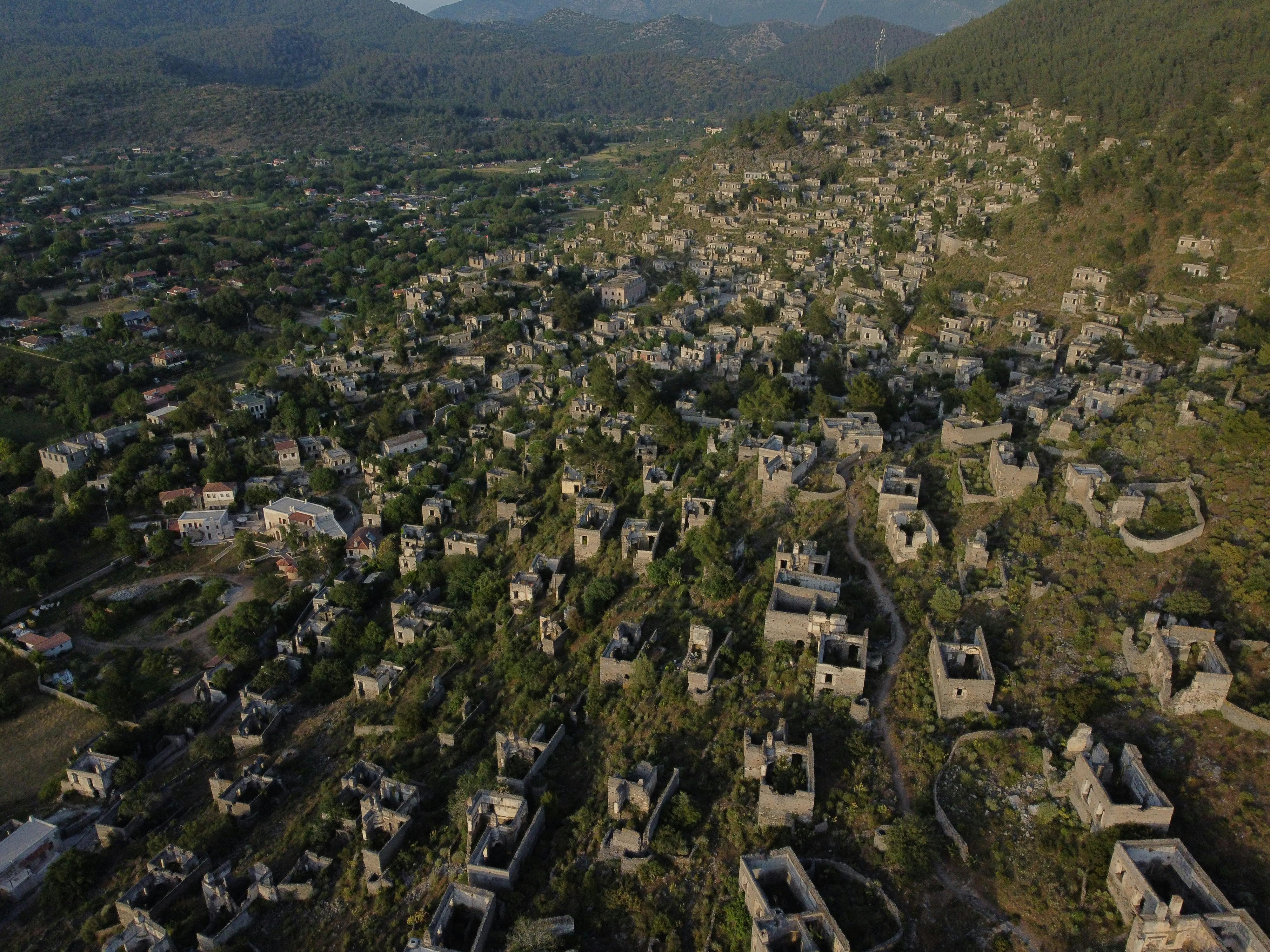 Aerial View of a Town between a Few Hills on a Flat Land · Free Stock Photo