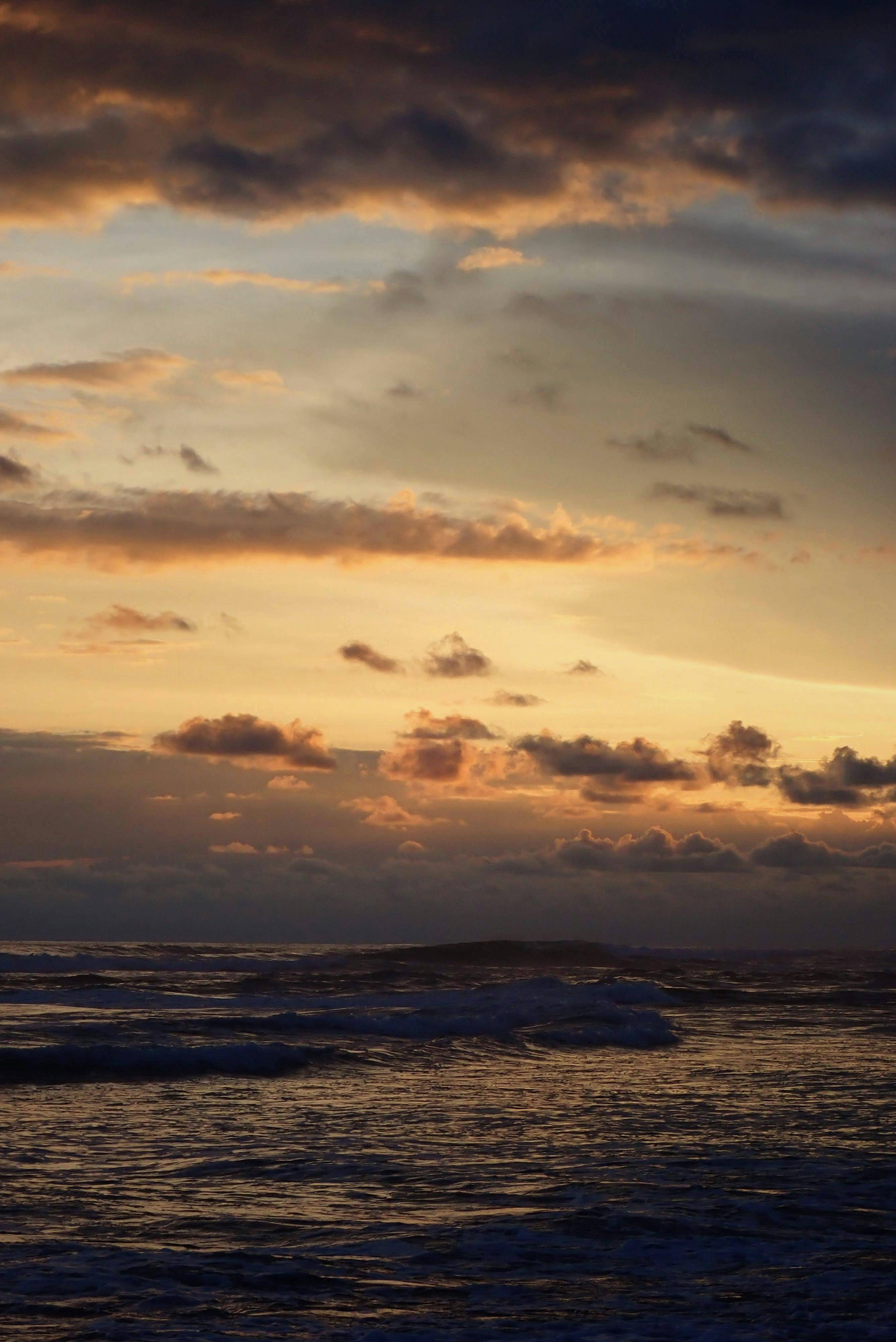 Dramatic Sunset in Nature above Water · Free Stock Photo