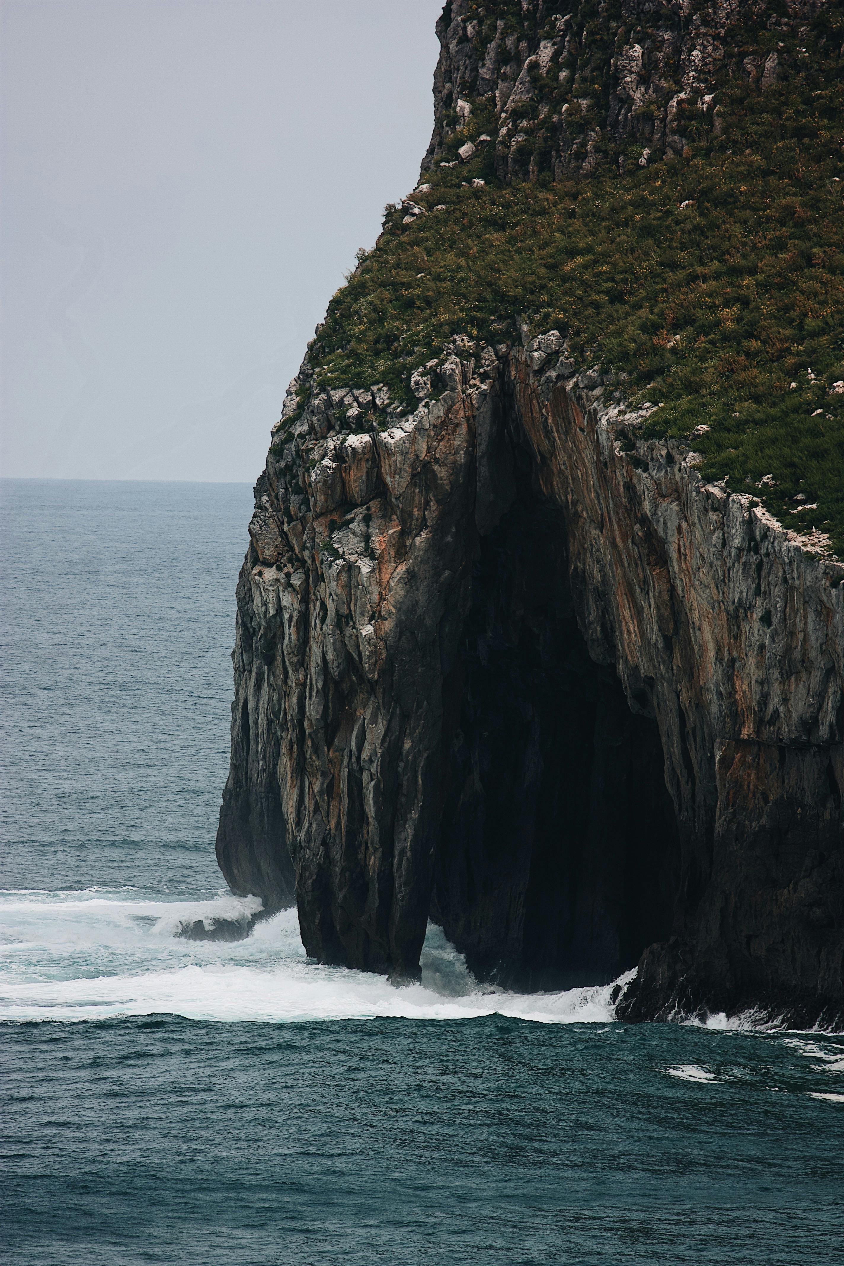 Cliff Near a Body of Water · Free Stock Photo