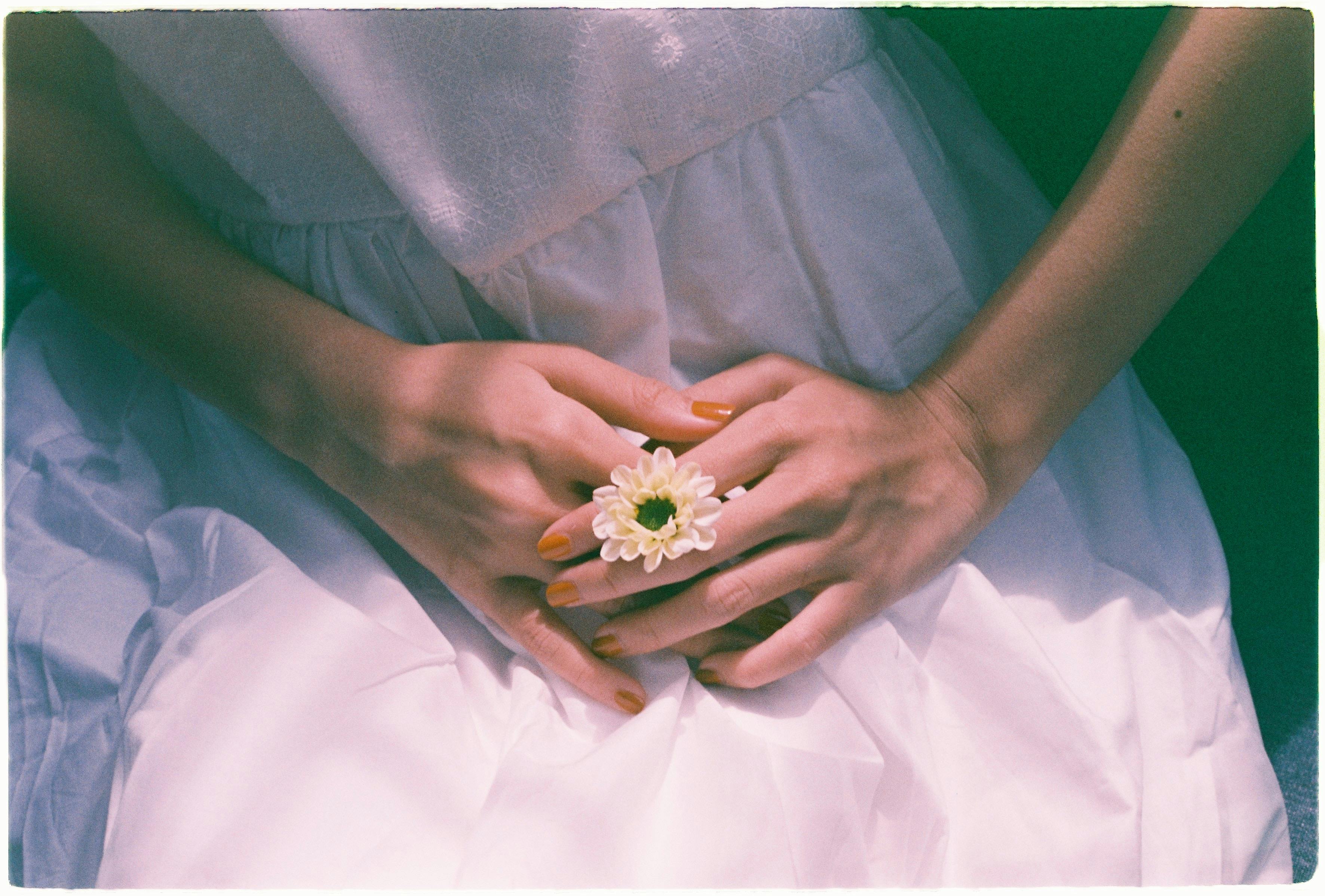 Person Holding Note with Be Kind Text · Free Stock Photo