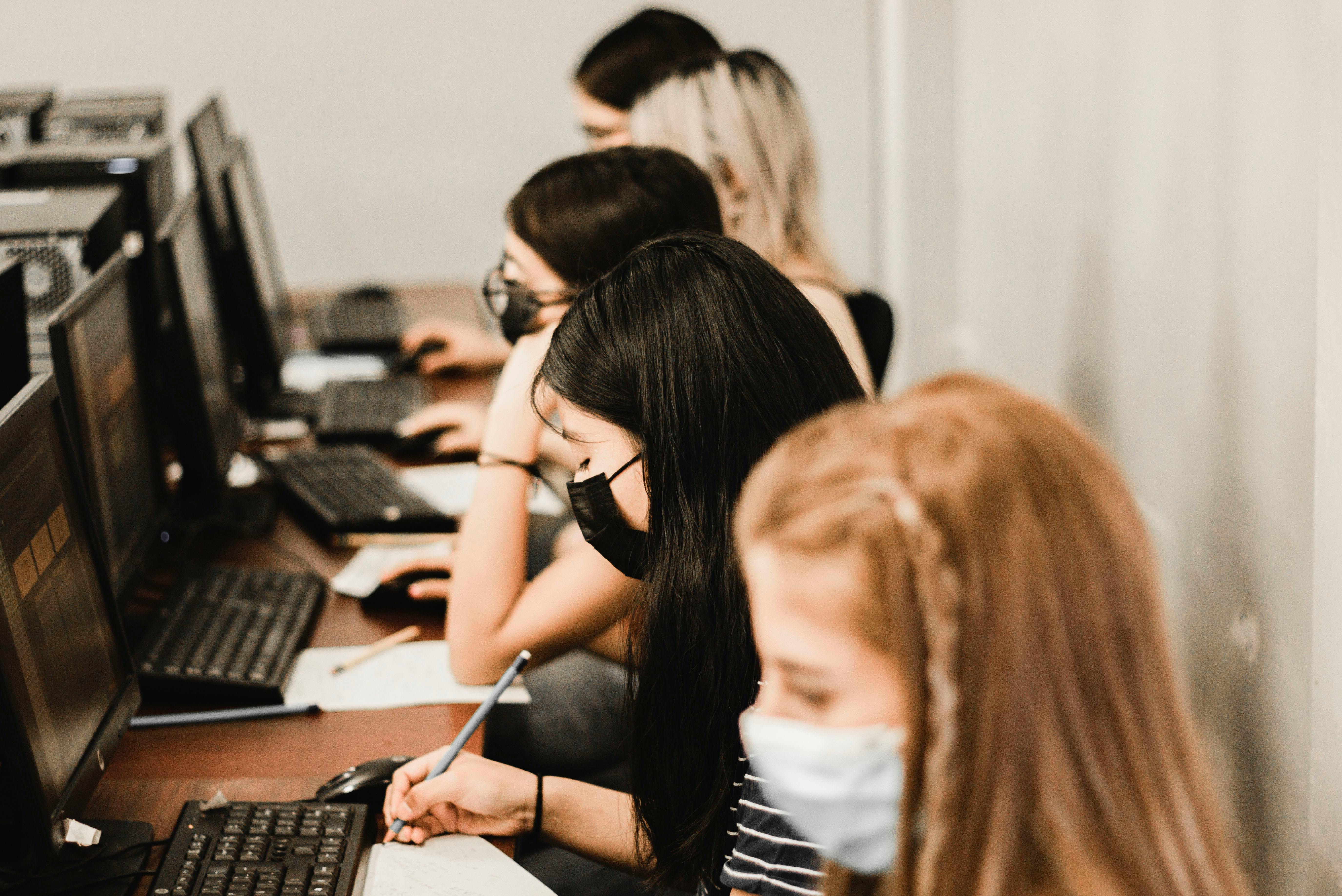 Students Studying Online Photos, Download The BEST Free Students ...