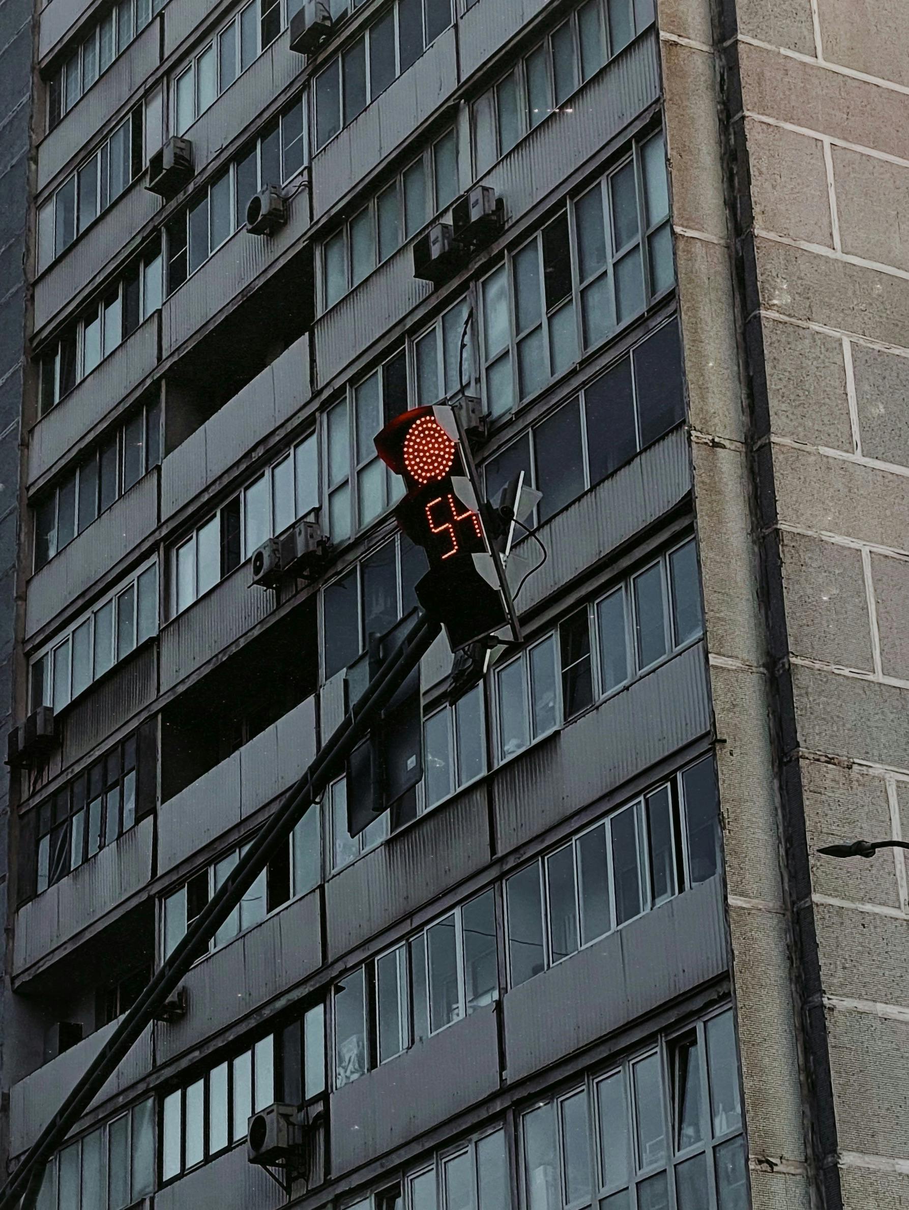 Red Light and Building behind · Free Stock Photo