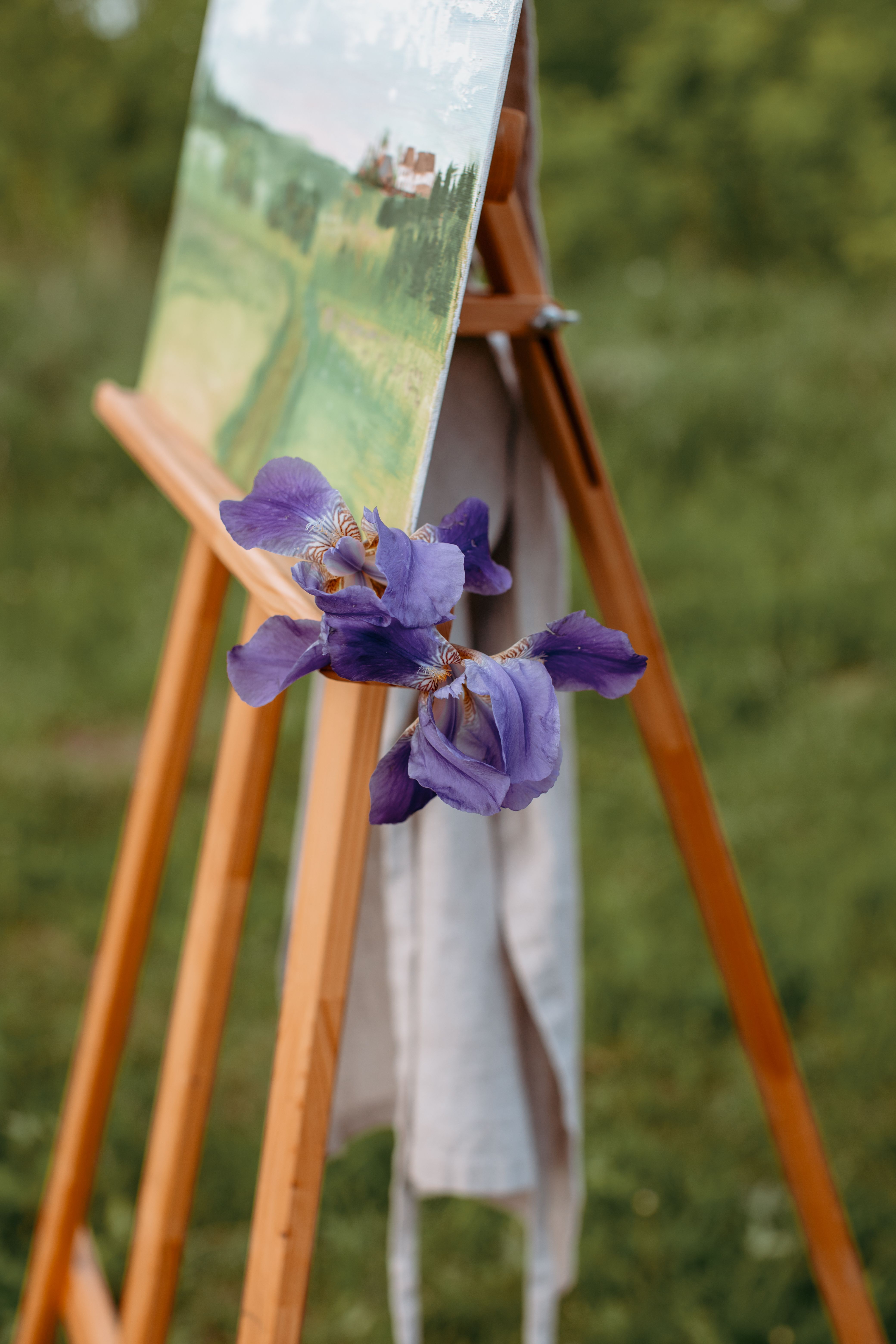 Purple Flower on the Side of the Easel Stand · Free Stock Photo