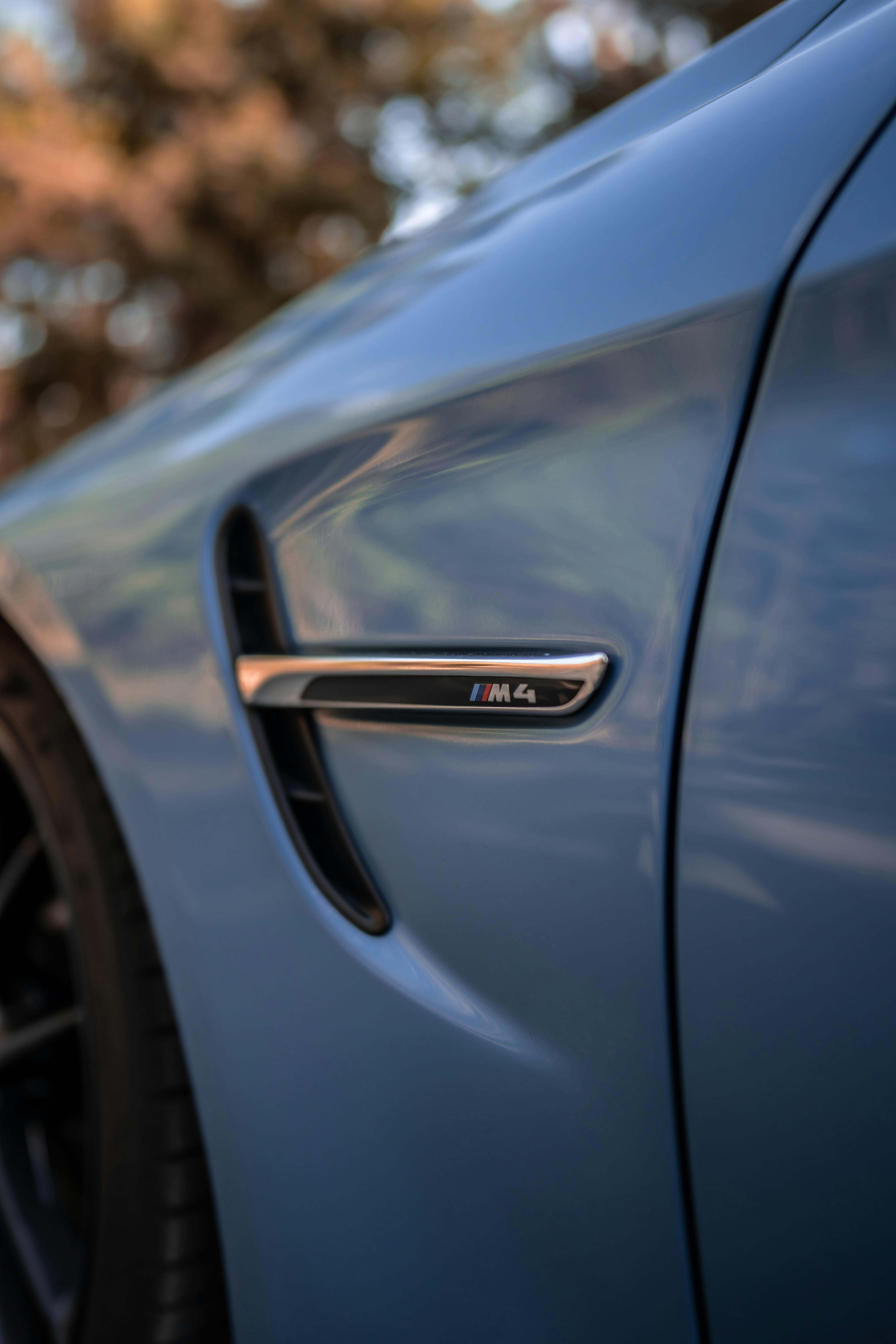 Coupe Azul Sobre Carretera De Asfalto Negro · Foto de stock gratuita