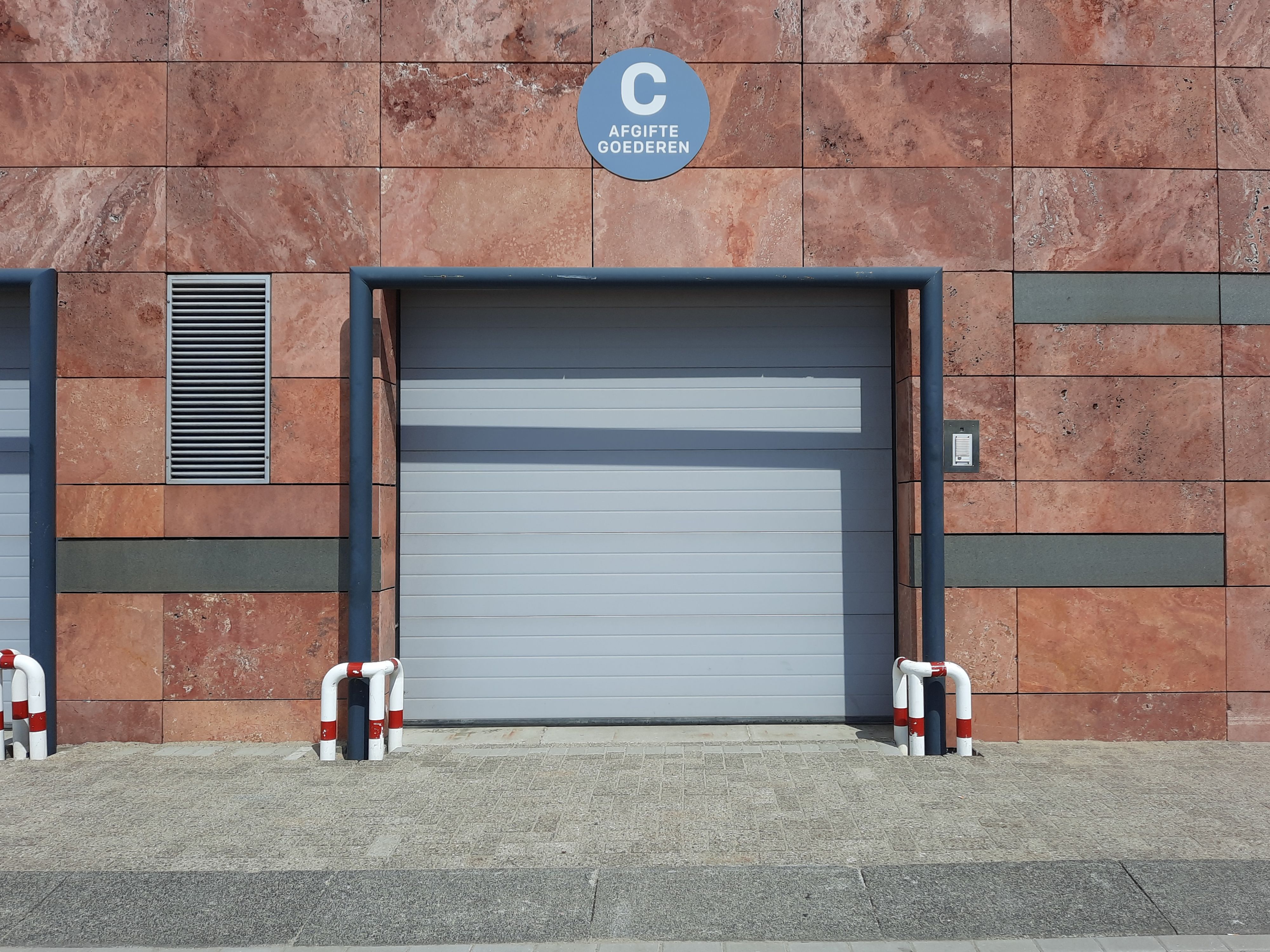 Entrance in Building · Free Stock Photo