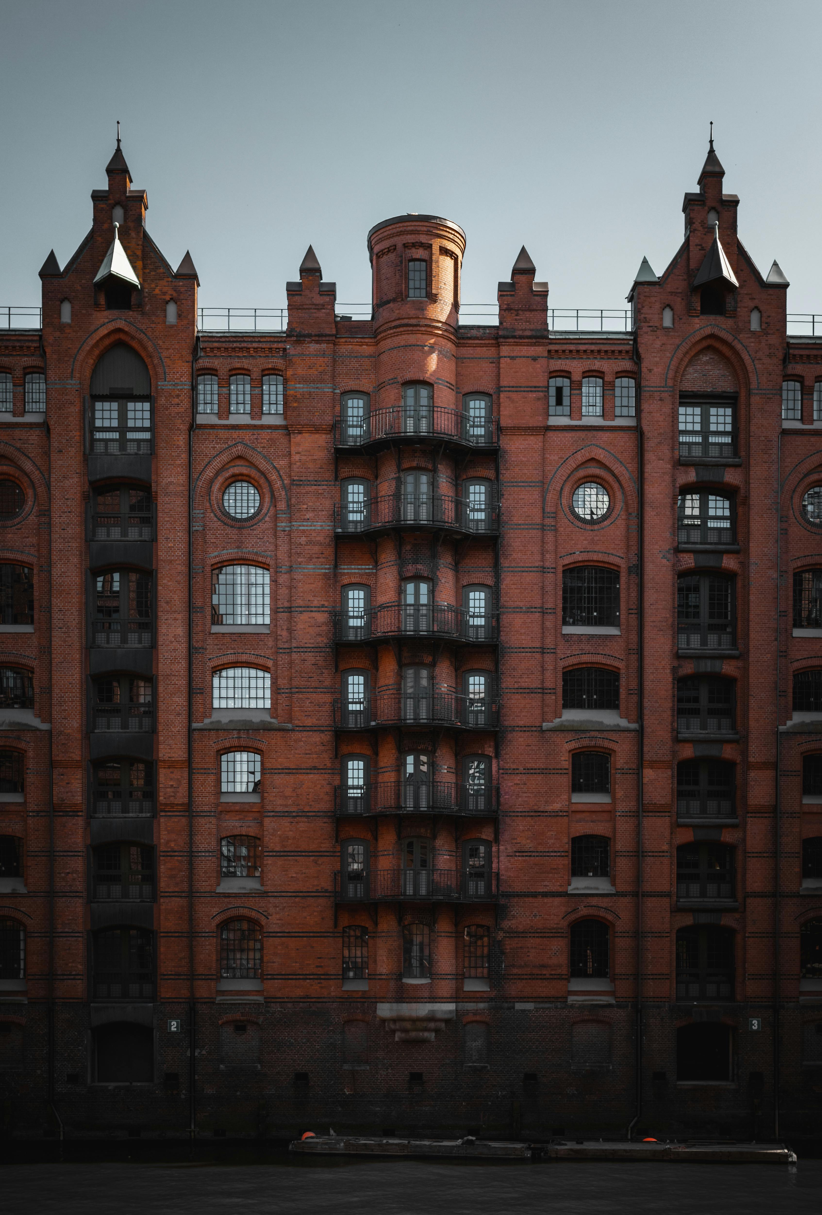 Brown Concrete Building · Free Stock Photo