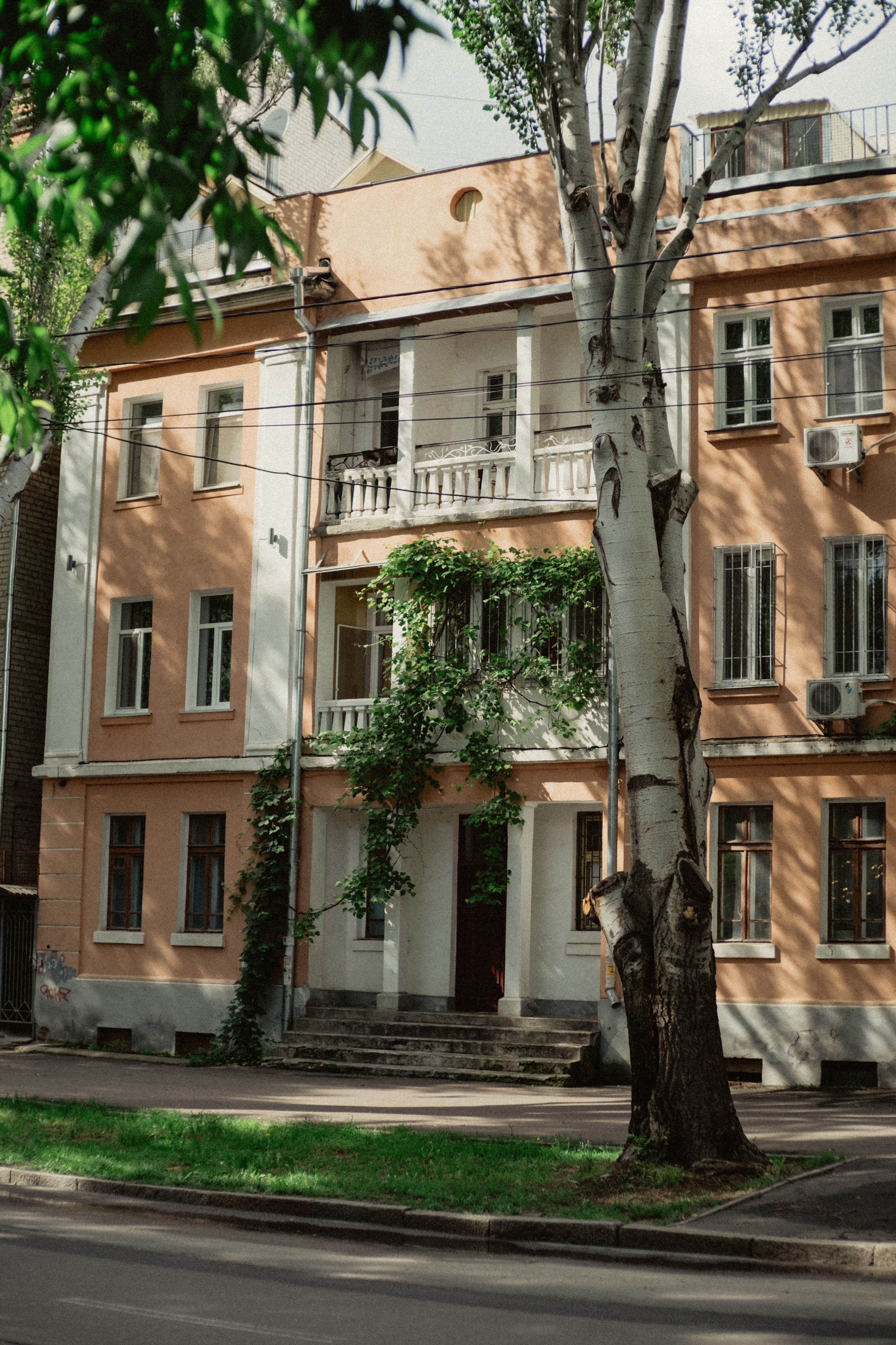 White Building · Free Stock Photo