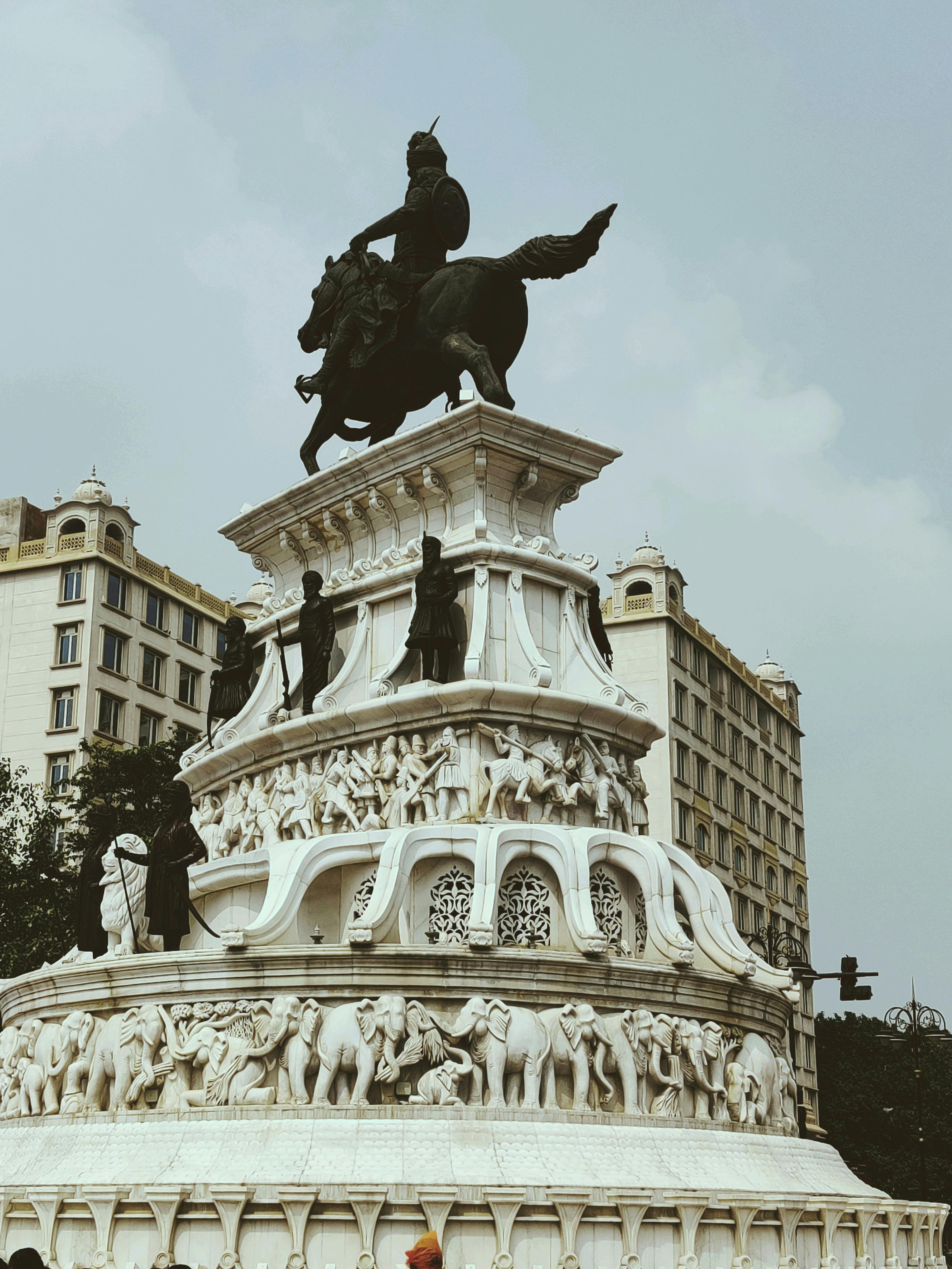 Monument on Pedestal on City Street on Sunset · Free Stock Photo