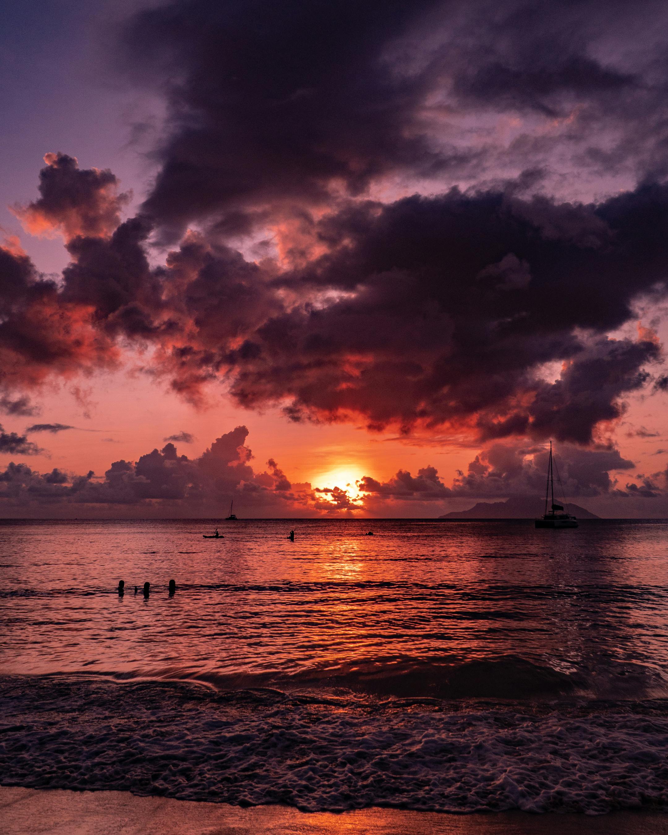 A View of a Sea Under the Cloudy Sky During Sunset · Free Stock Photo