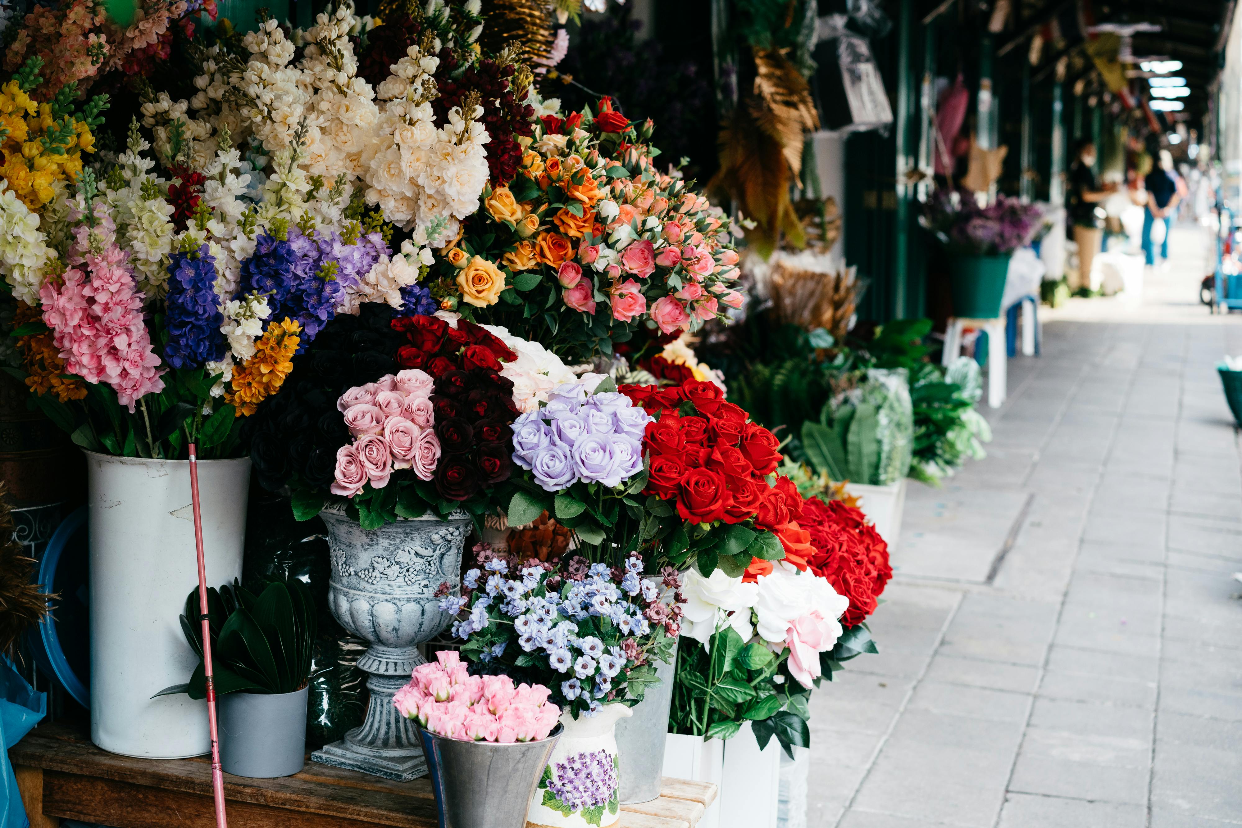 Selective Focus Photography of Flower Shop · Free Stock Photo