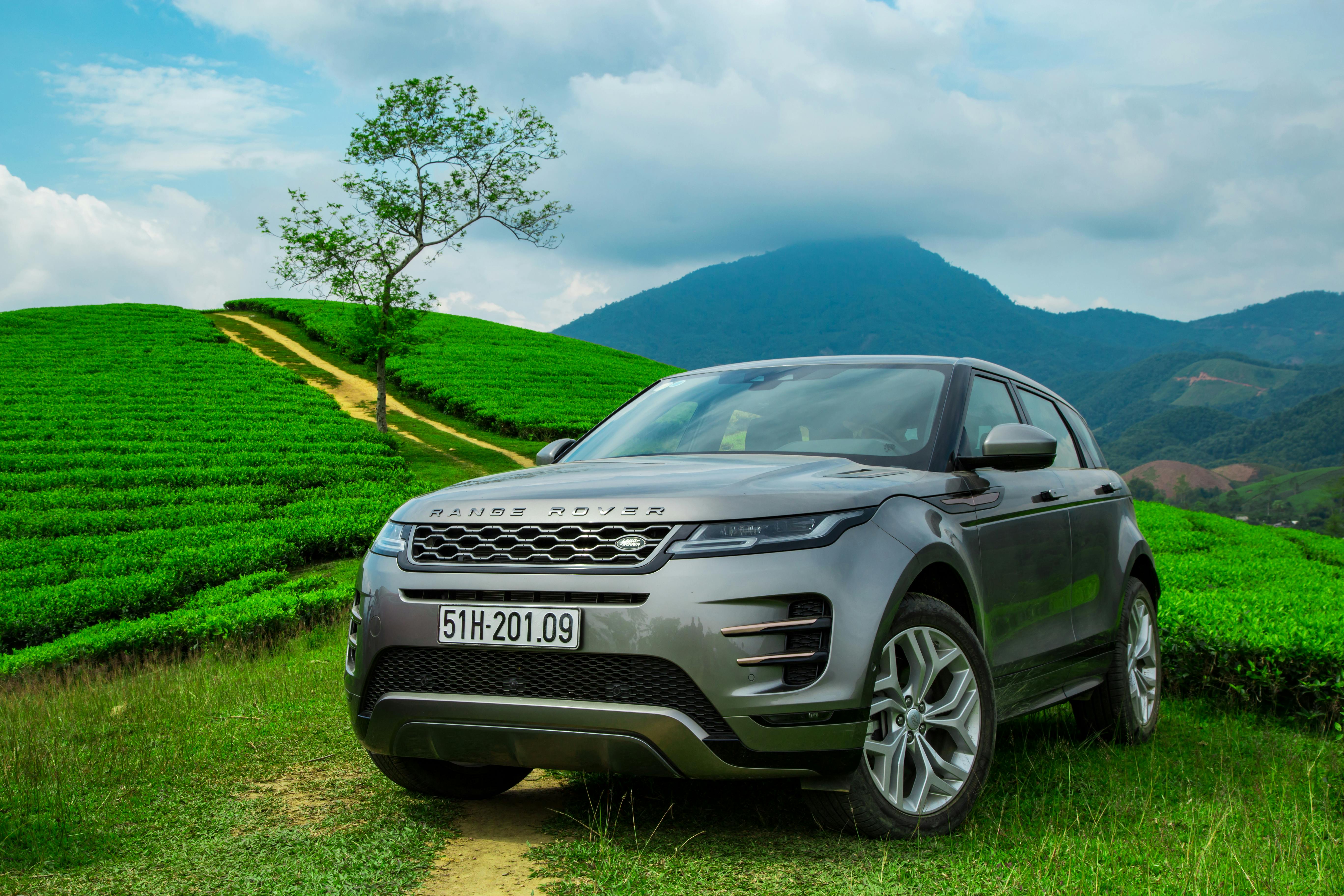 Front View of a Gray Range Rover · Free Stock Photo