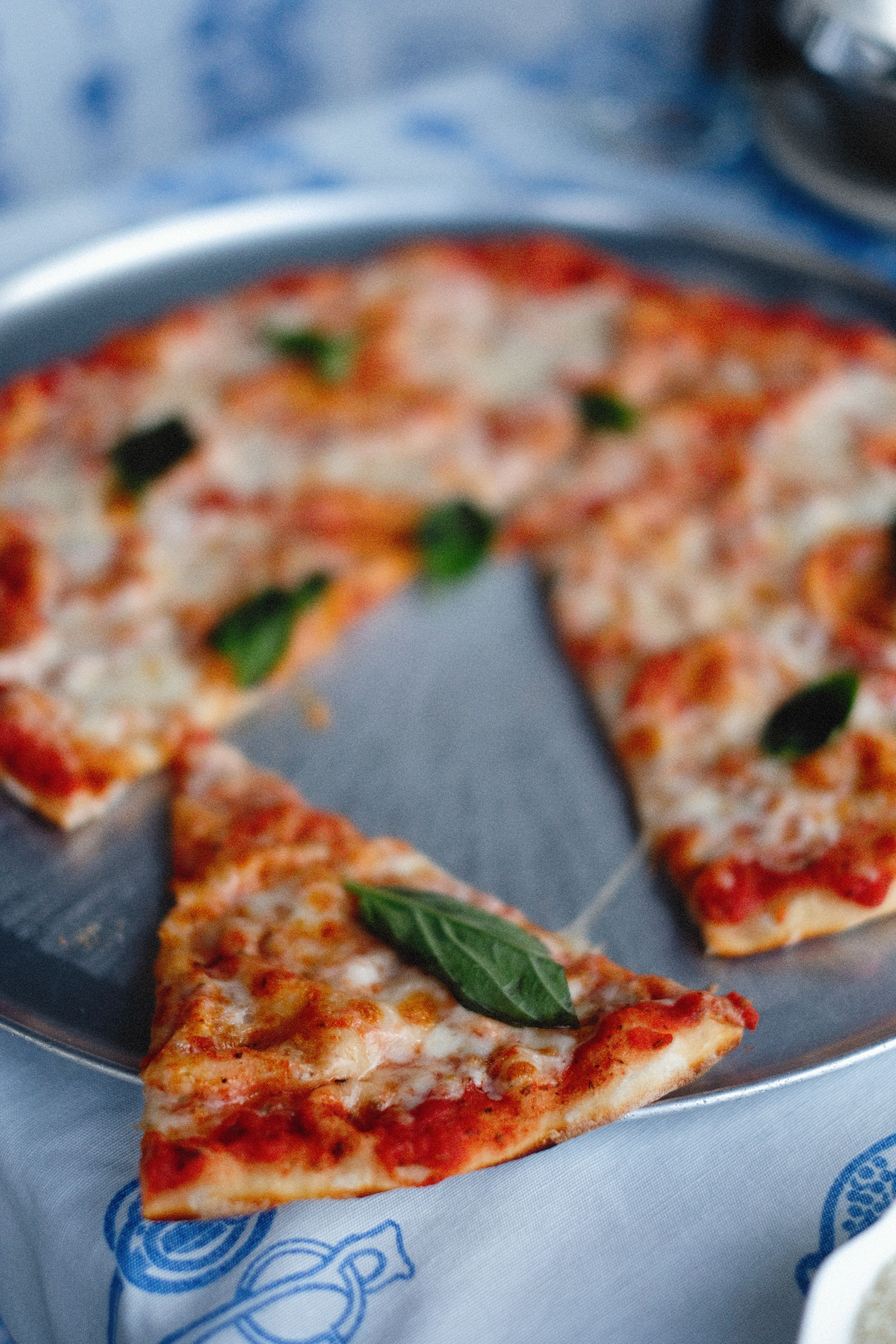 Close-Up Shot of a Pizza · Free Stock Photo