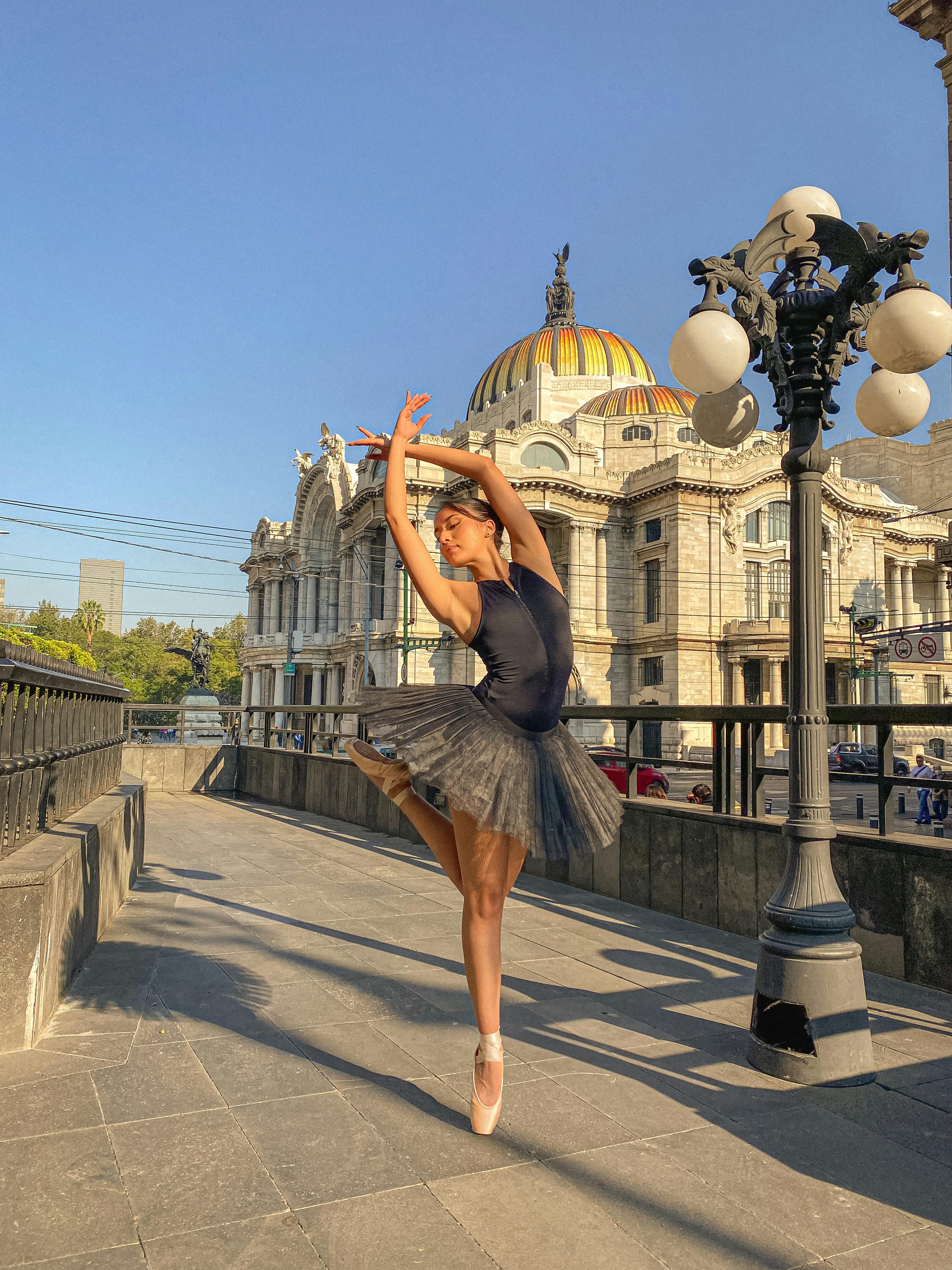Ballet Dancer Dancing on the Street · Free Stock Photo
