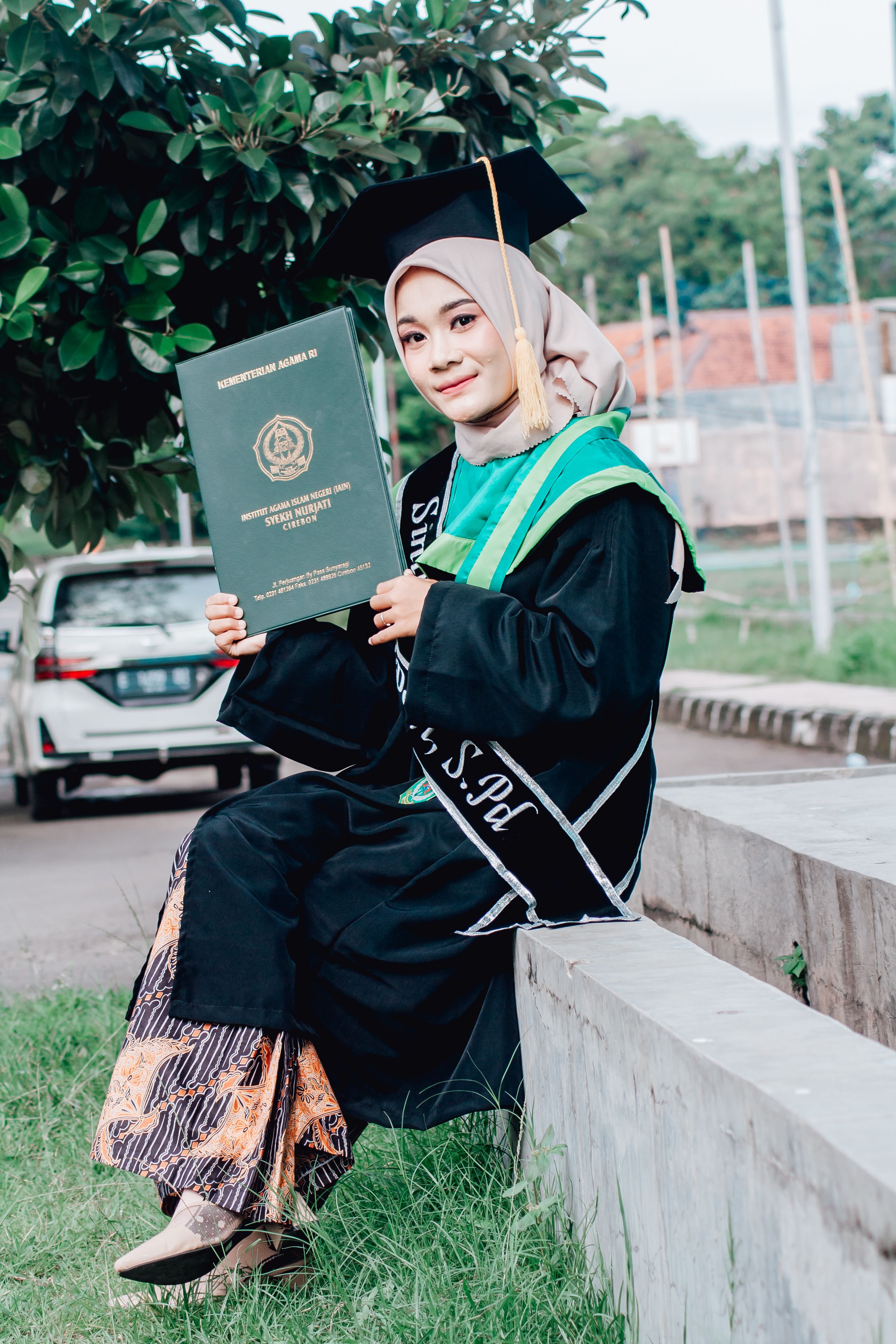 Graduate Students Posing with Their Diplomas · Free Stock Photo