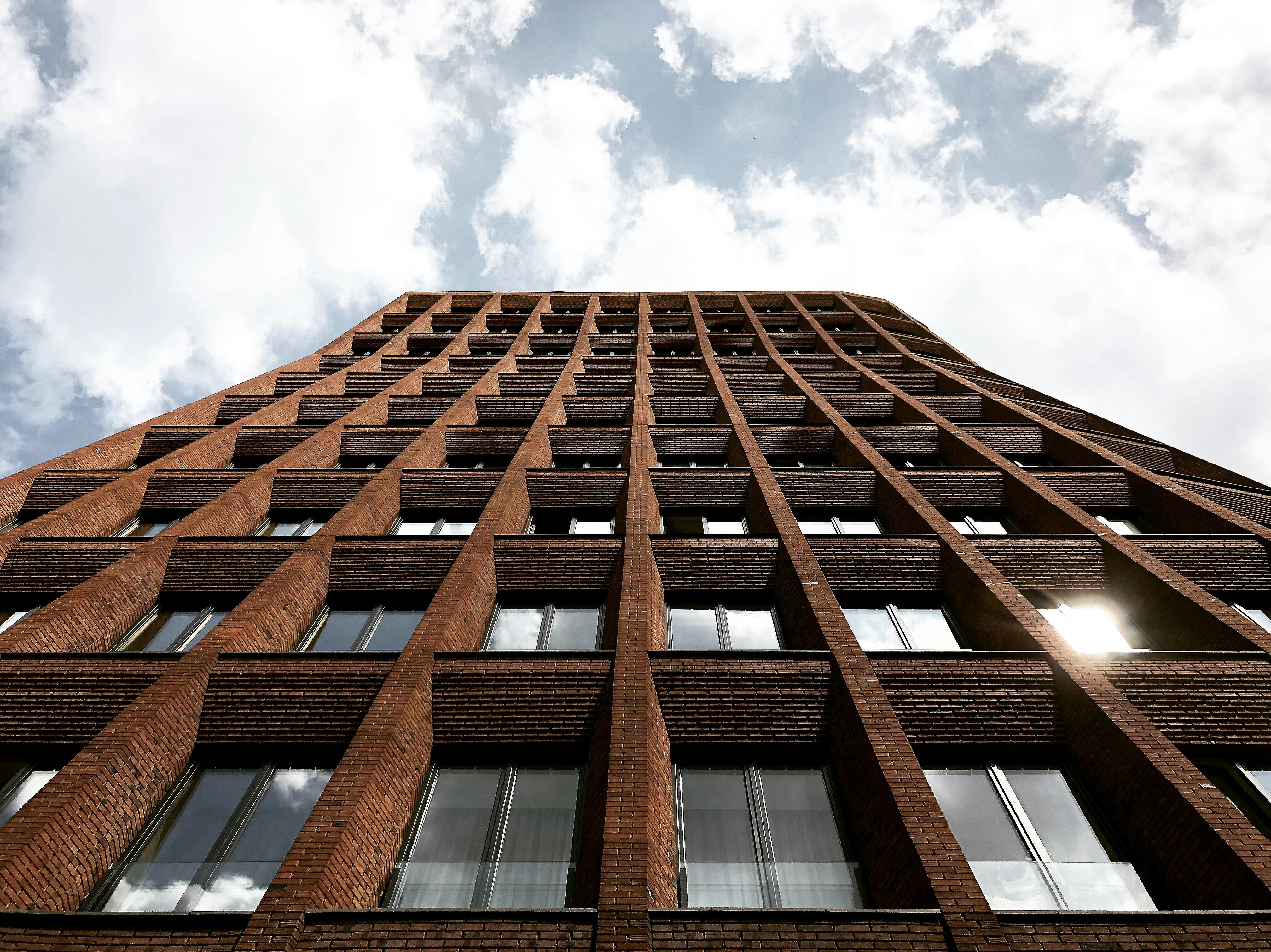 Green House Near Brown Mountain · Free Stock Photo