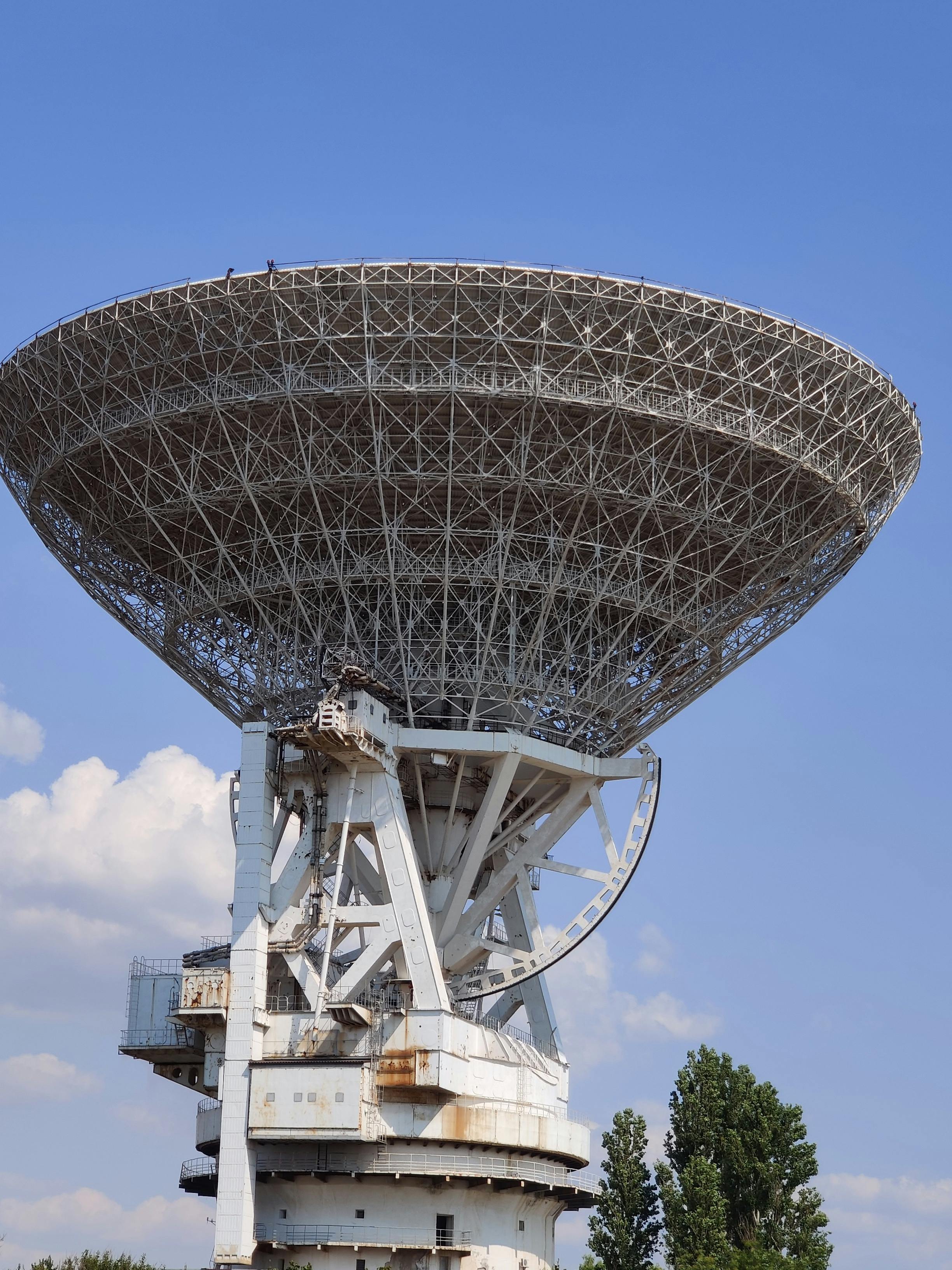 Close-up of Satellites on Building Roof · Free Stock Photo
