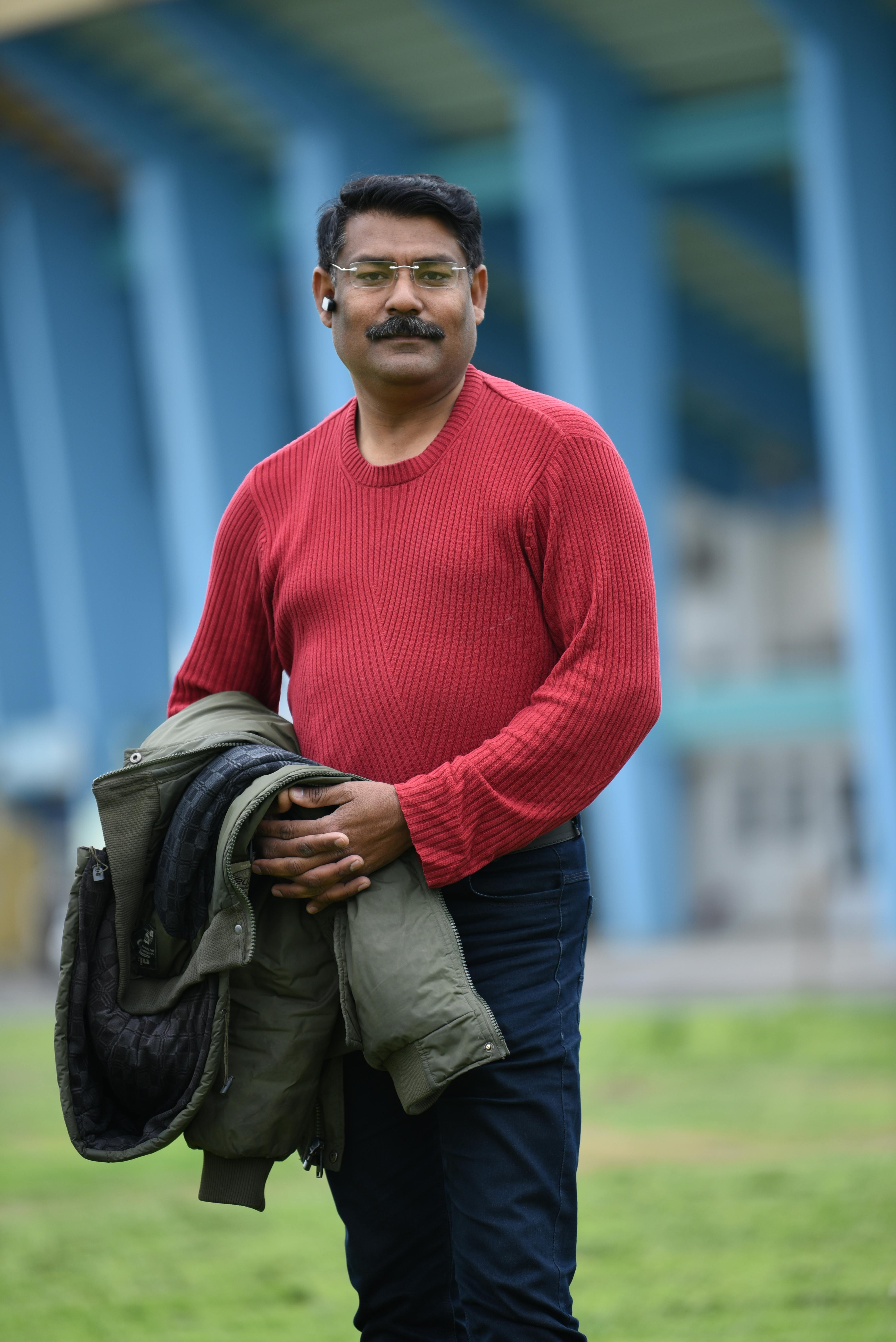 A Old Man In Stooped Posture Photos, Download The BEST Free A Old Man ...