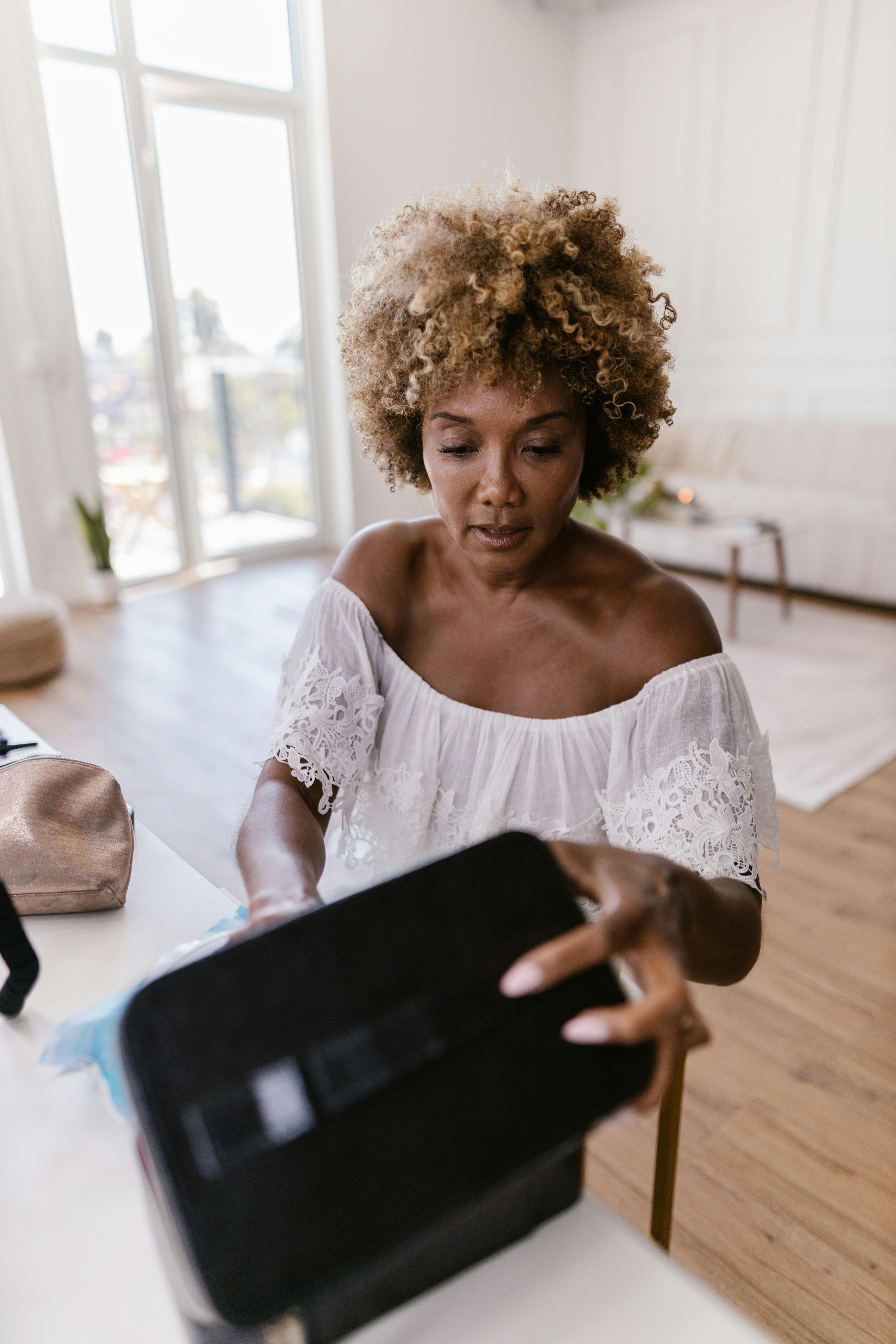 Foto de stock gratuita sobre brazos cruzados, cuerpo, fondo rosa ...