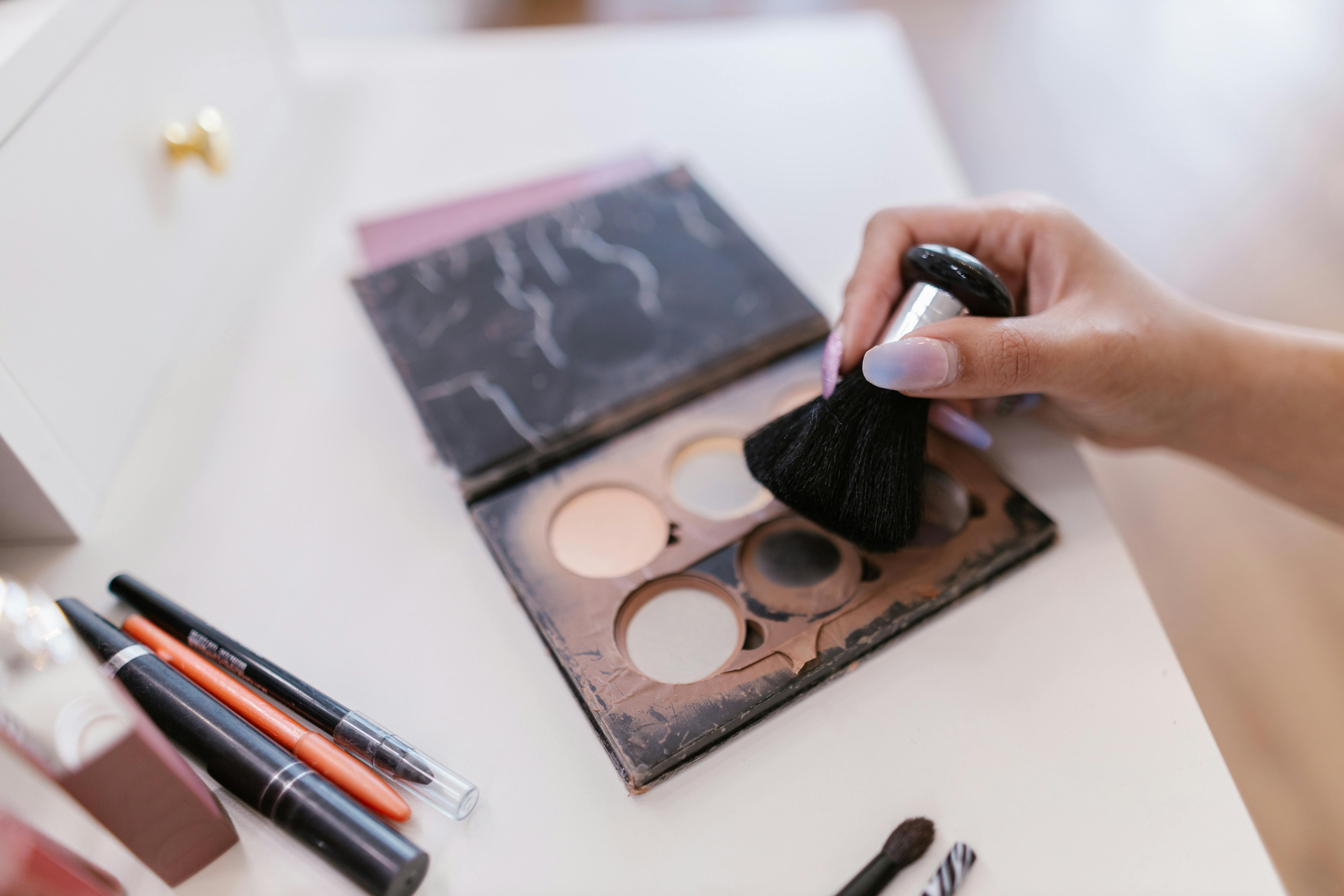 A Hand Holding Make-up Brush and Palette Make-up · Free Stock Photo