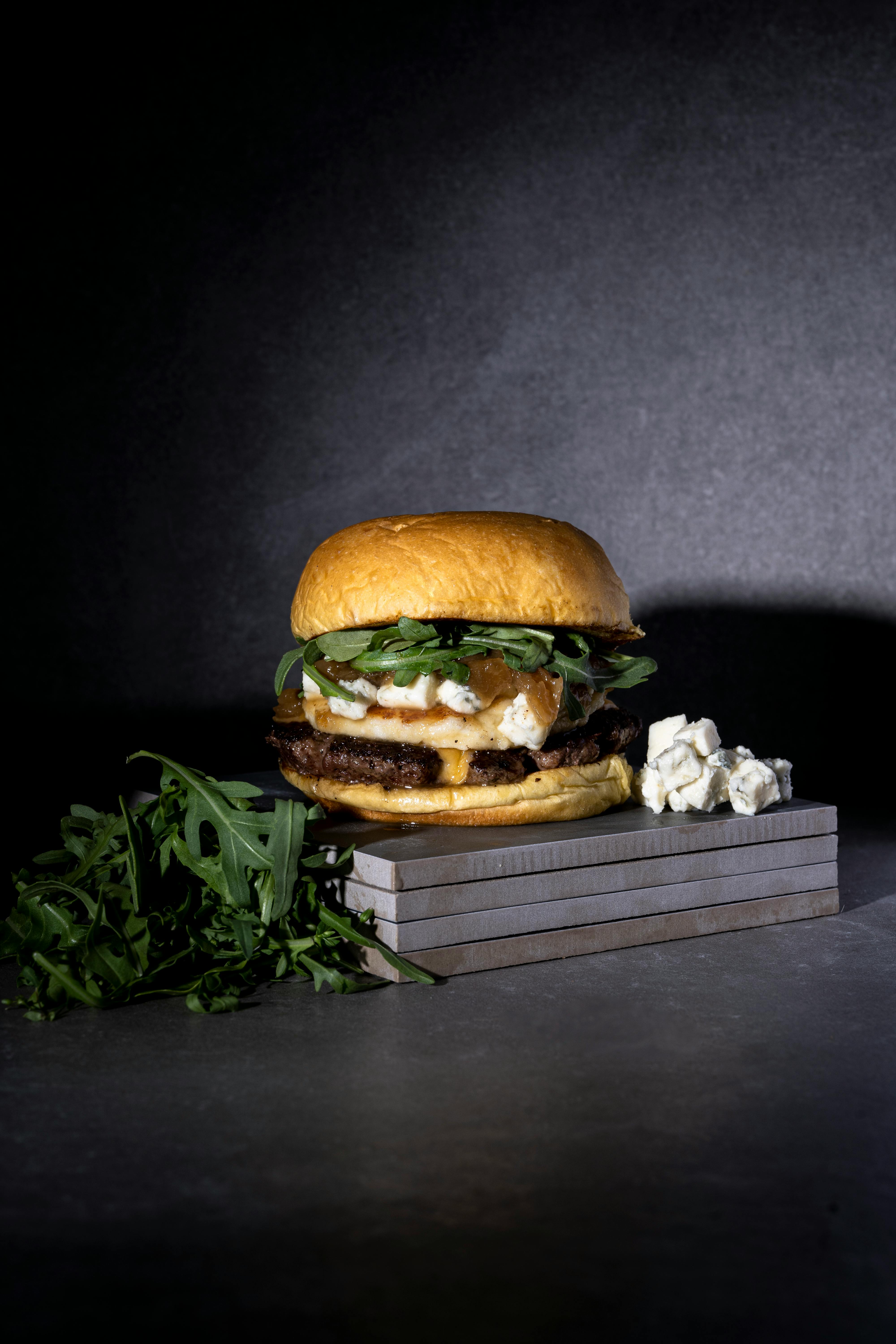 Close-Up Shot of a Burger · Free Stock Photo