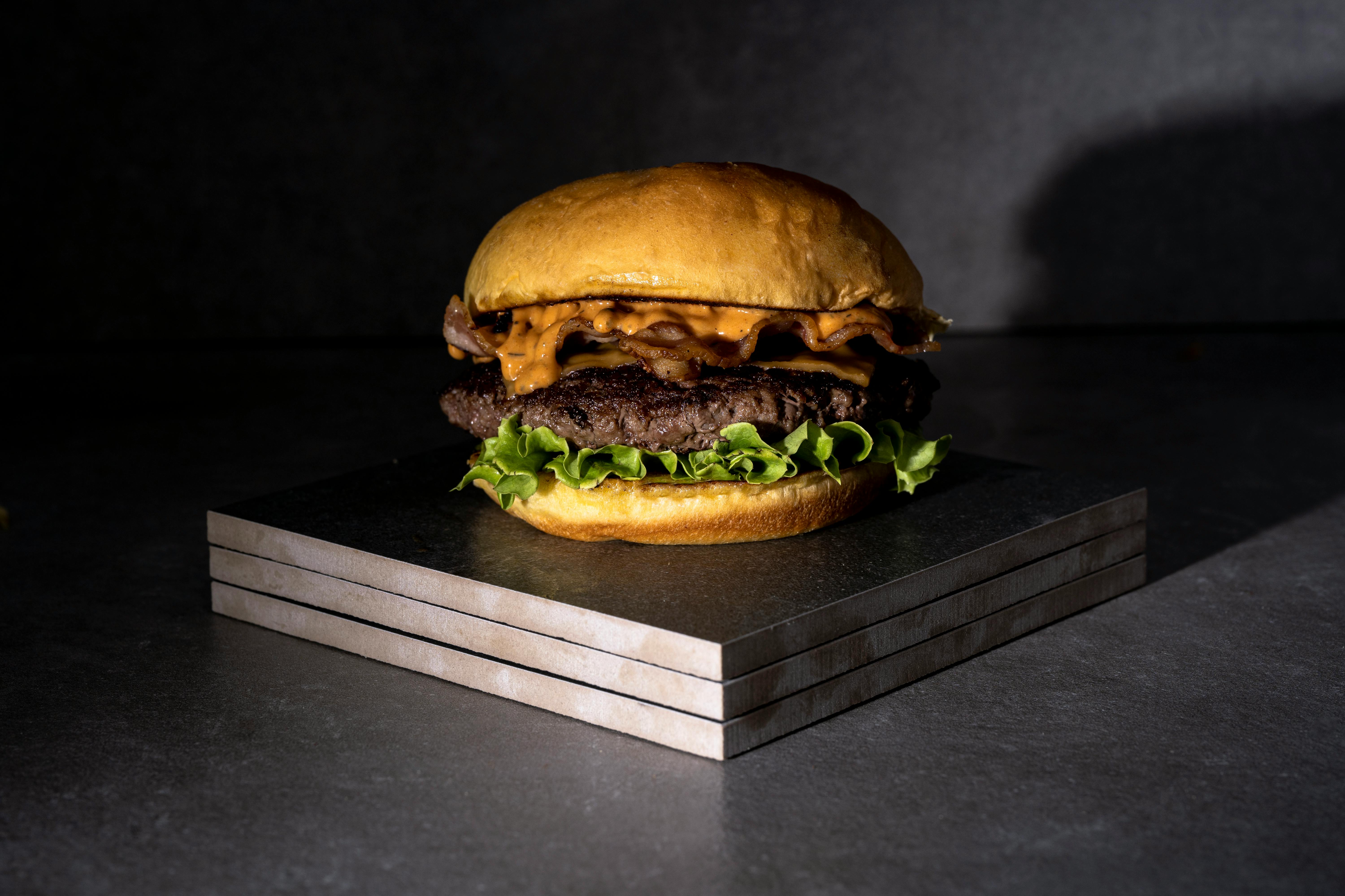 Close-Up Shot of a Delicious Hamburger · Free Stock Photo