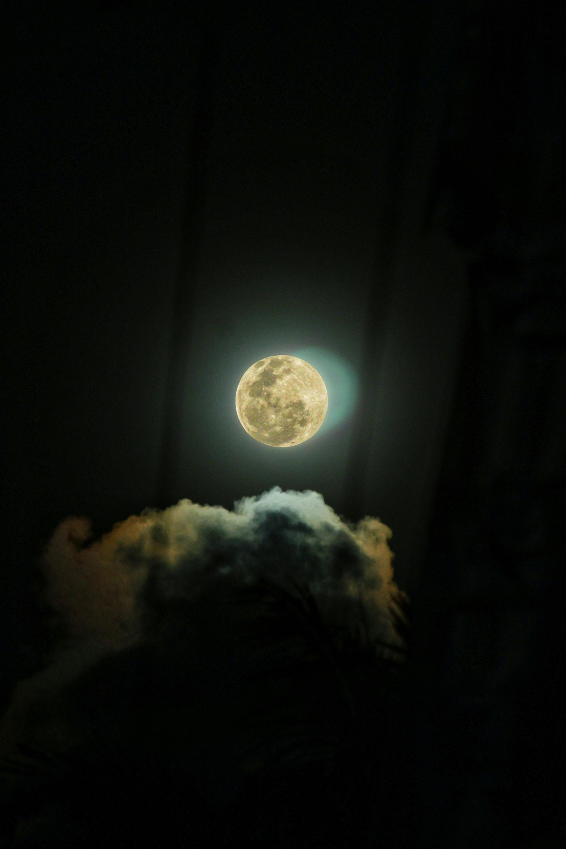 Full Moon over Cloud · Free Stock Photo